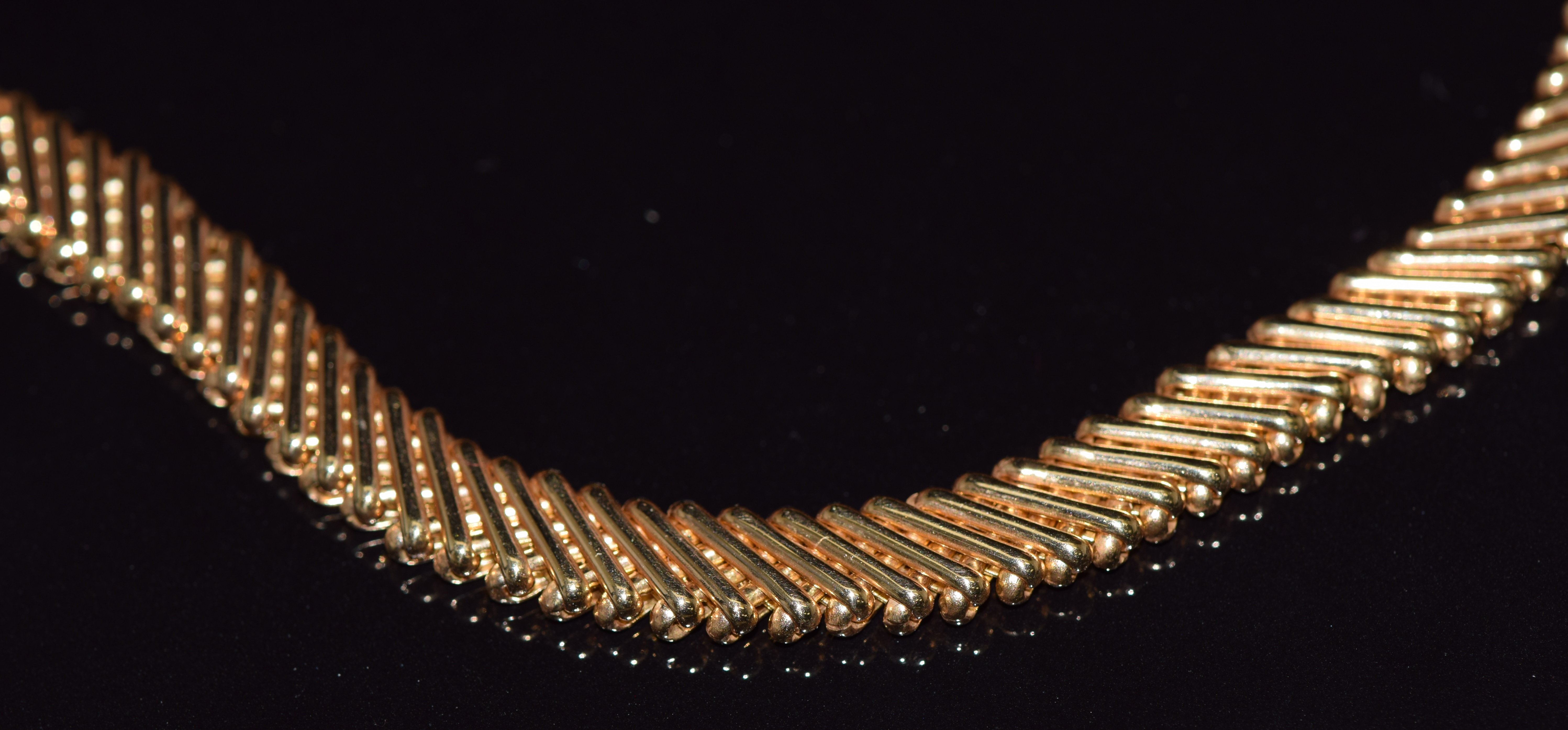 UnoAErre 9ct gold necklace made up of elongated diagonal links, 44.5cm, 25g