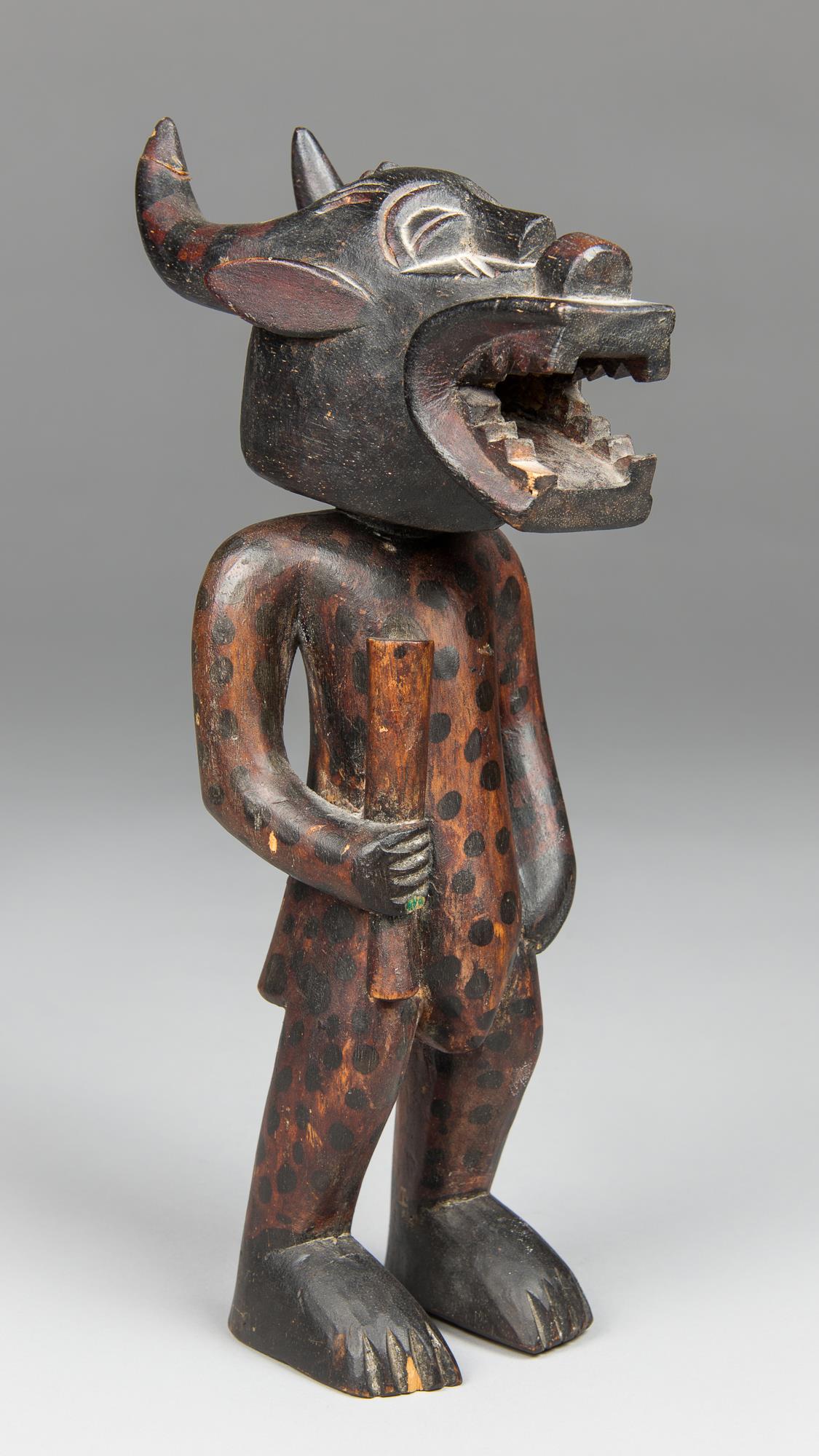 AN EARLY 20TH CENTURY SENUFO CARVED FIGURE WITH A KPONYUNGO RITUAL MASK ...
