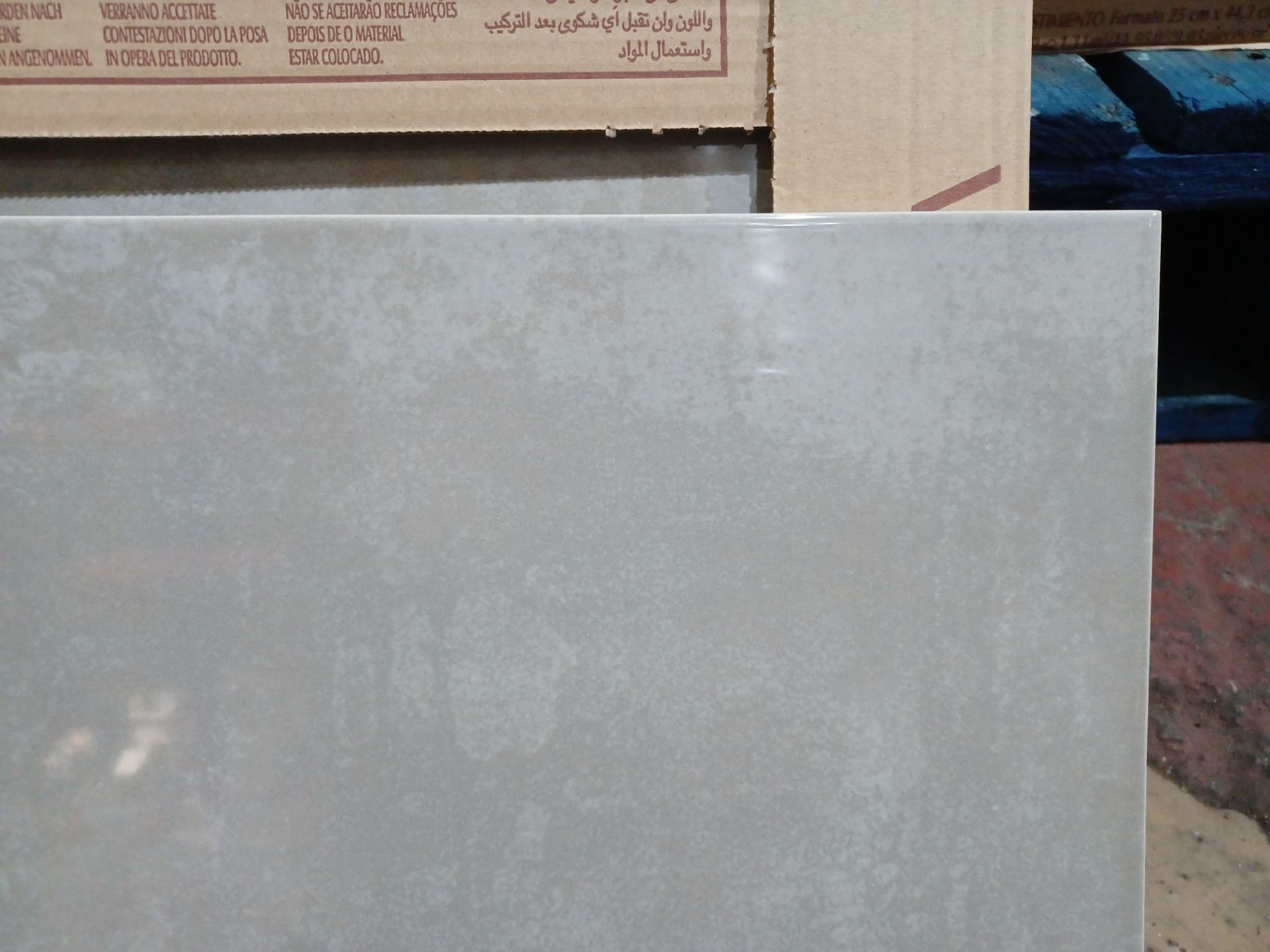 PALLET TO CONTAIN 24 X NEW BOXES OF PORCELANOSA SHINE ALUMINIO TILES ...