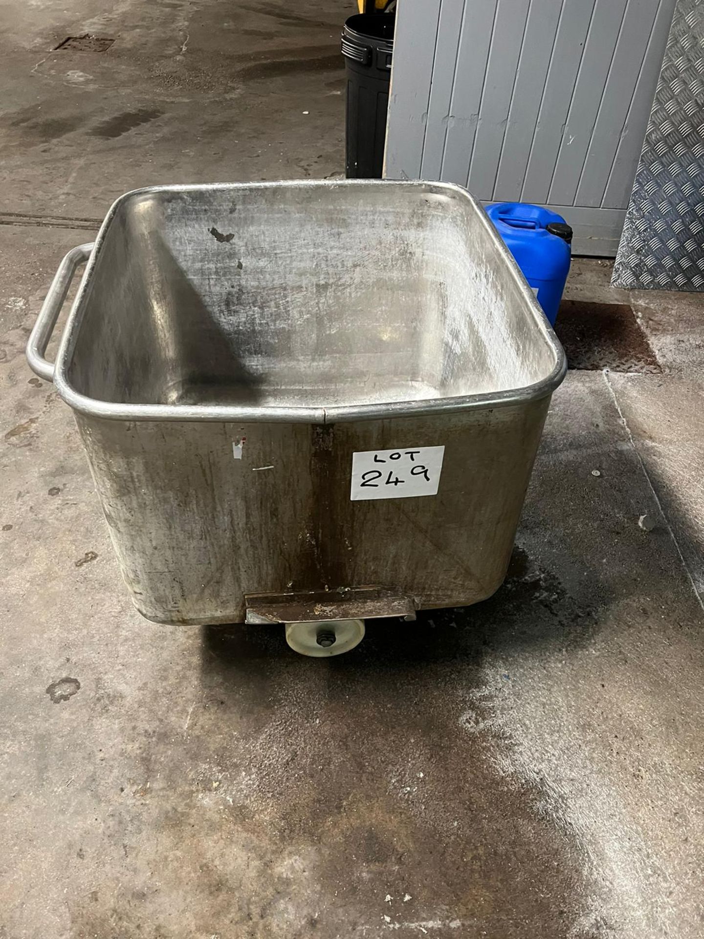 1 X stainless steel tote bin. Lift Out £20. Located Derbyshire. UKFM2-4997
