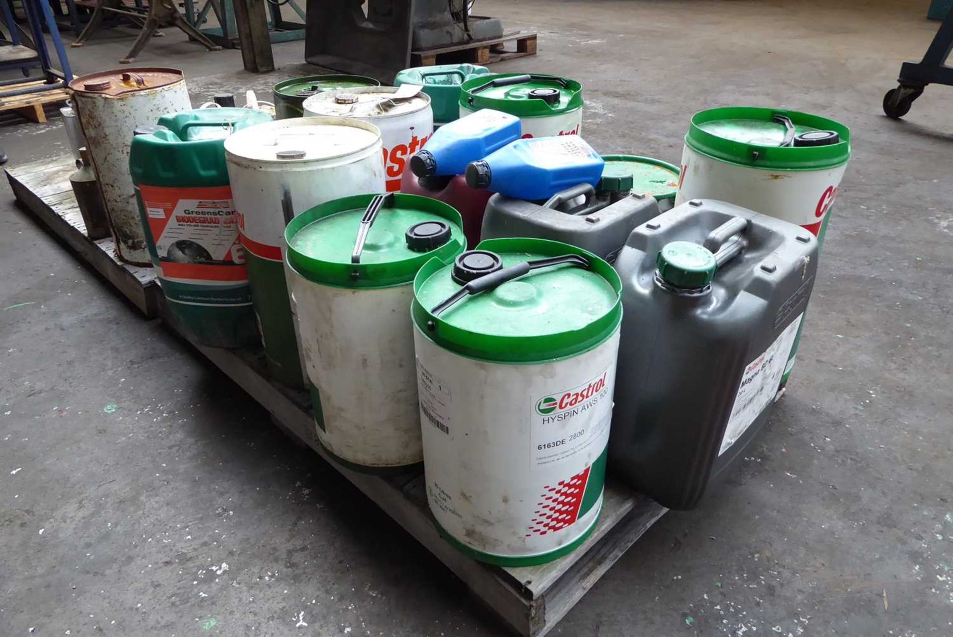 +VAT Miscellaneous oils and paint (on 2 pallets)