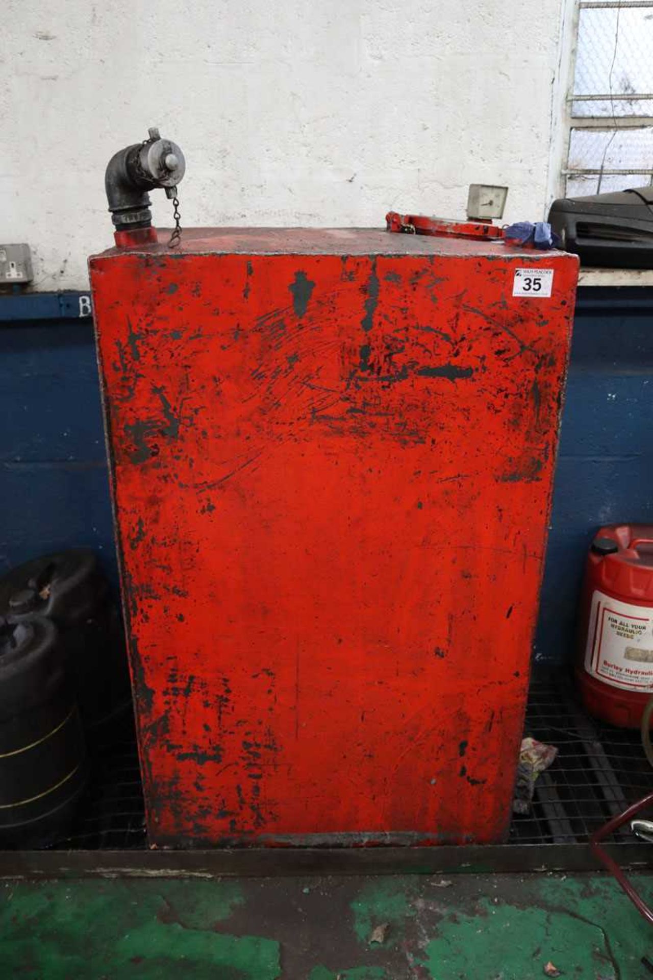 +VAT Large red fuel tank, empty