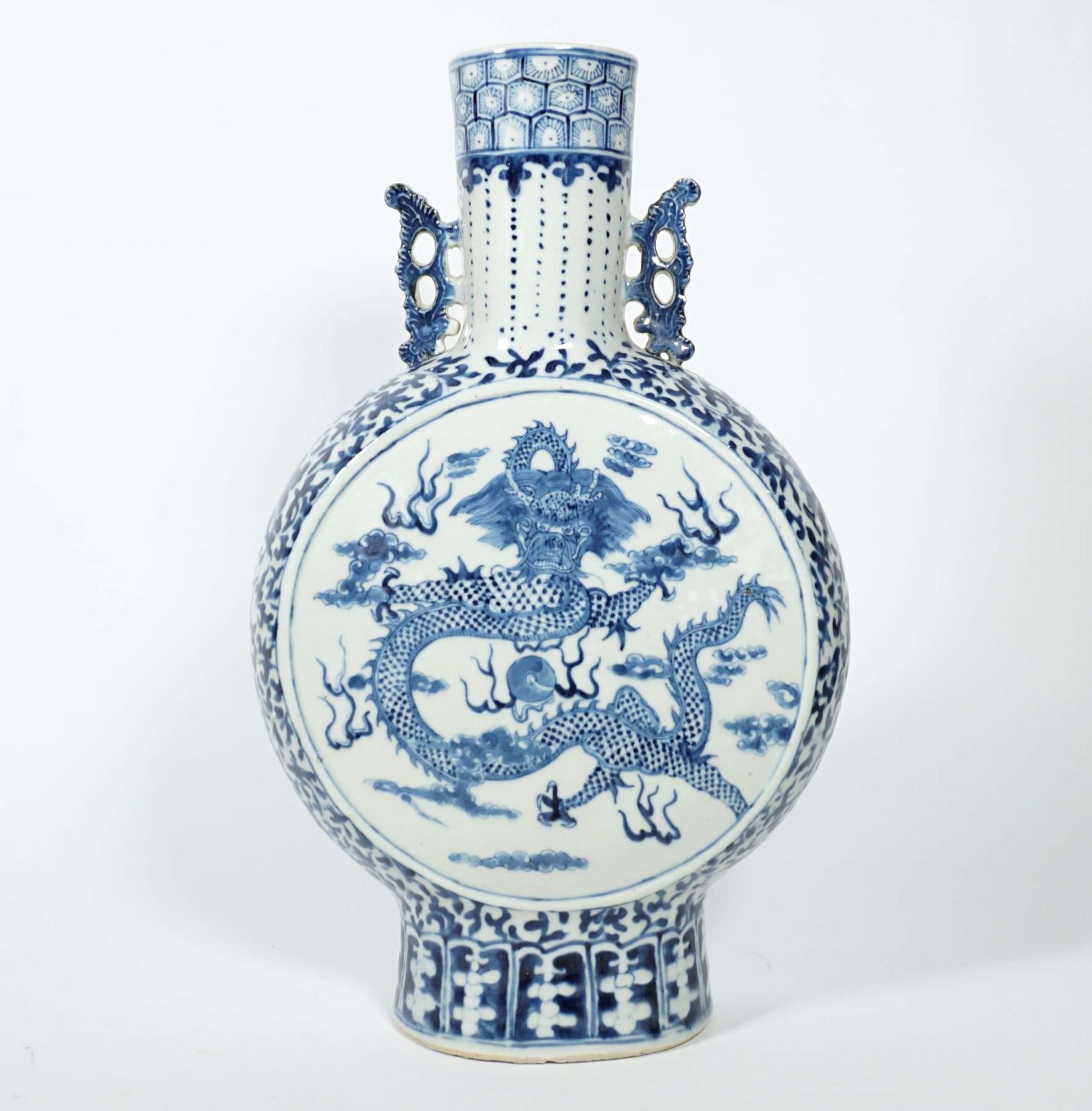 MONDFLASCHE/ VASE, China, Kangxi Nan Zhi, ca. 1900-20,Porzellan ...