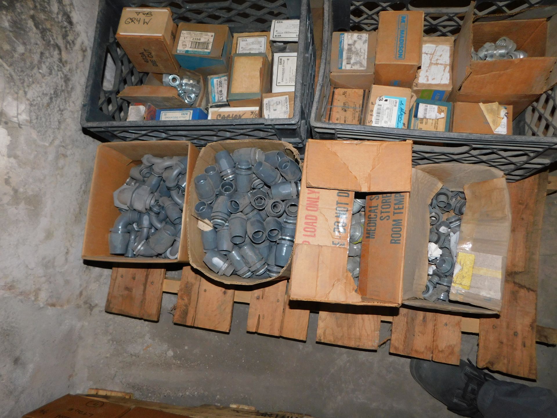 1X Conduit-Lot-01 Assorted Conduit Connectors And Couplings