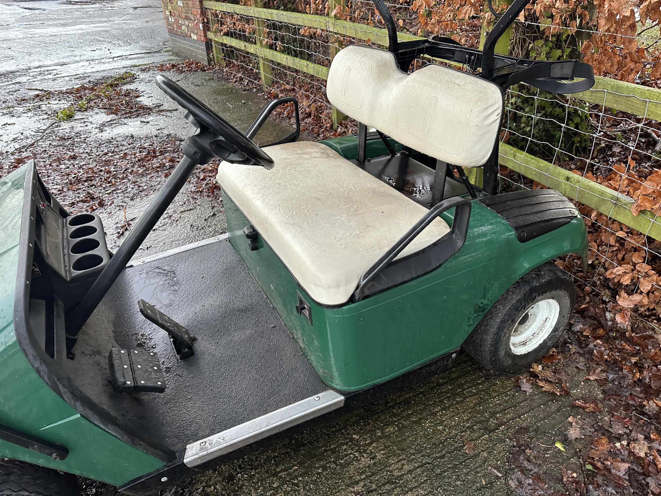 A GREEN EZGO TEXTRON COMPANY ELECTRIC GOLF BUGGY COMPLETE WITH KEY