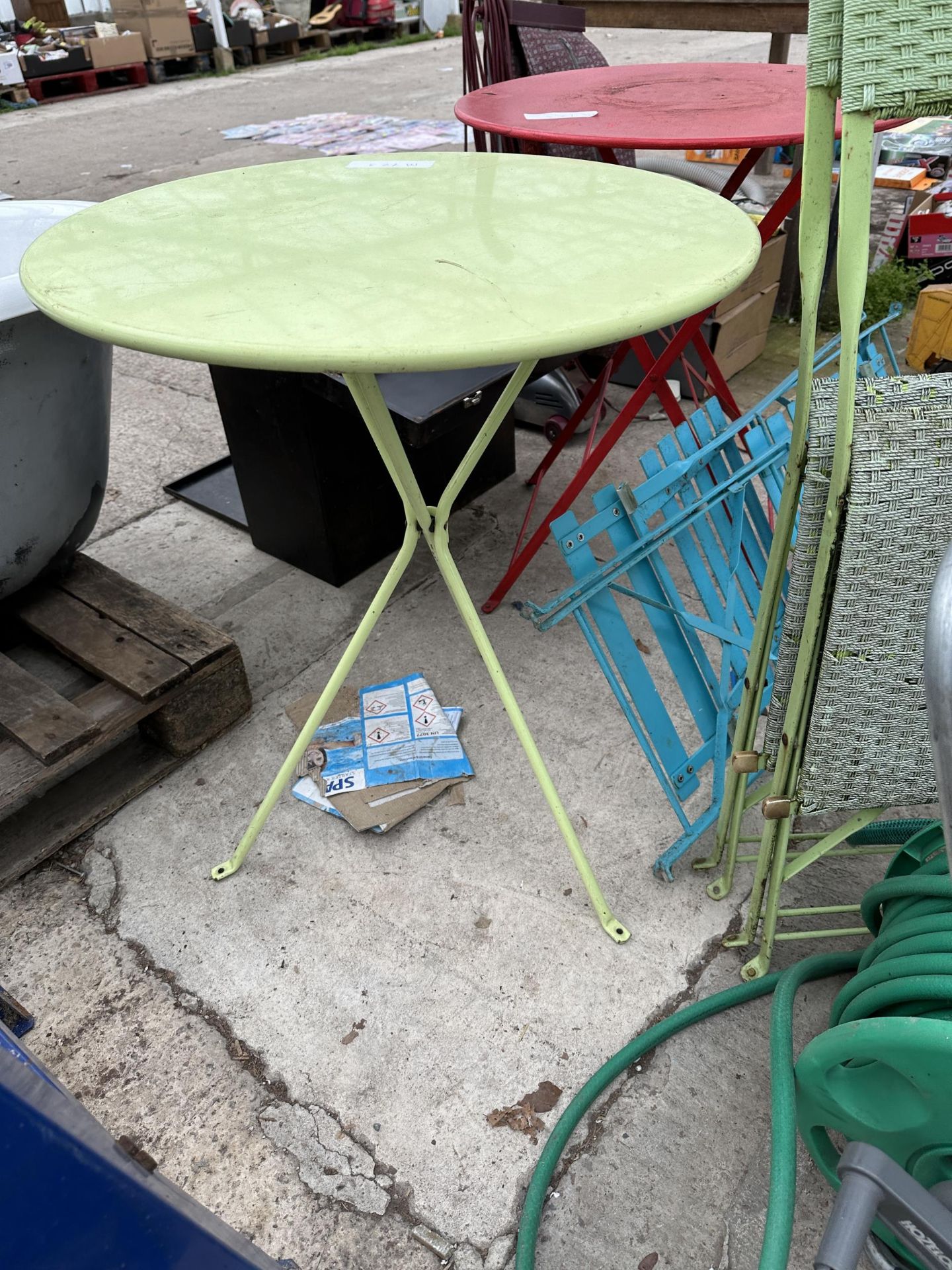 AN ASSORTMENT OF GARDEN ITEMS TO INCLUDE A HOSE REEL, FOLDING TABLES ...