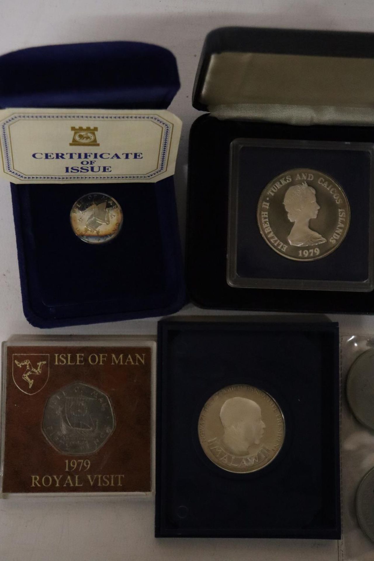 A SELECTION OF BOXED COINS TO INCLUDE : IOM 1978 £1, ’79 ROYAL VISIT ...