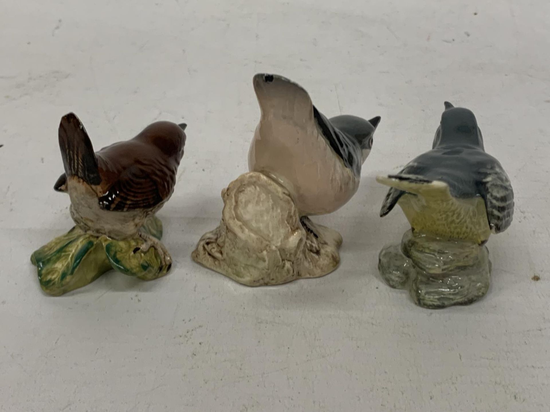 THREE BESWICK BIRDS TO INCLUDE A GREY WAGTAIL, NUTHATCH AND A WREN