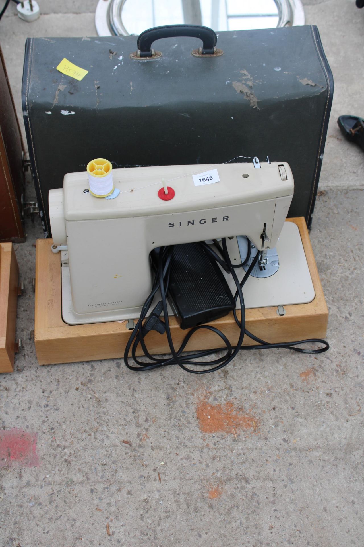AN ELECTRIC SINGER SEWING MACHINE WITH FOOT PEDAL AND CARRY CASE