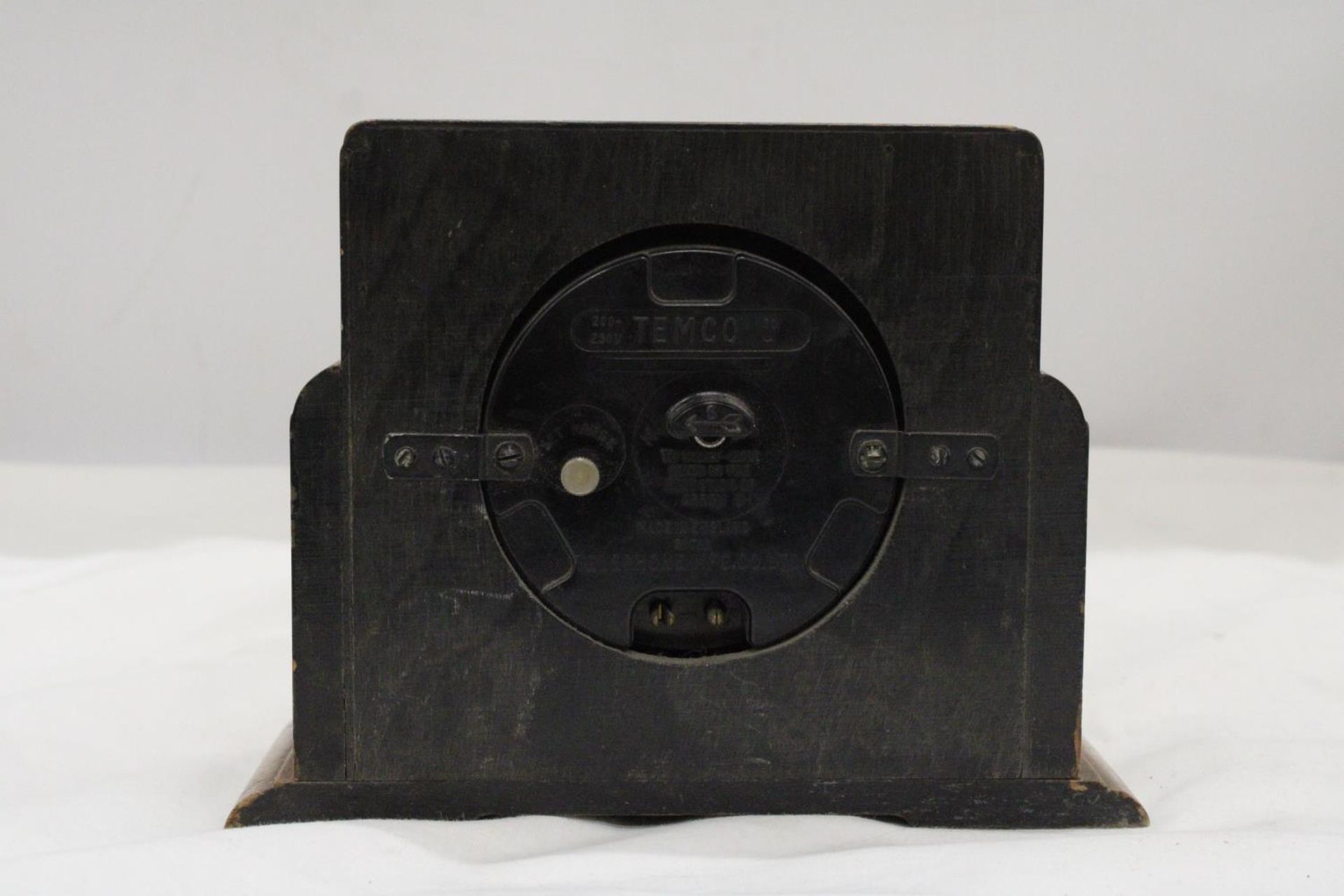 A 1930S, WOODEN, ART DECO MANTLE CLOCK WITH BAKELITE BACK