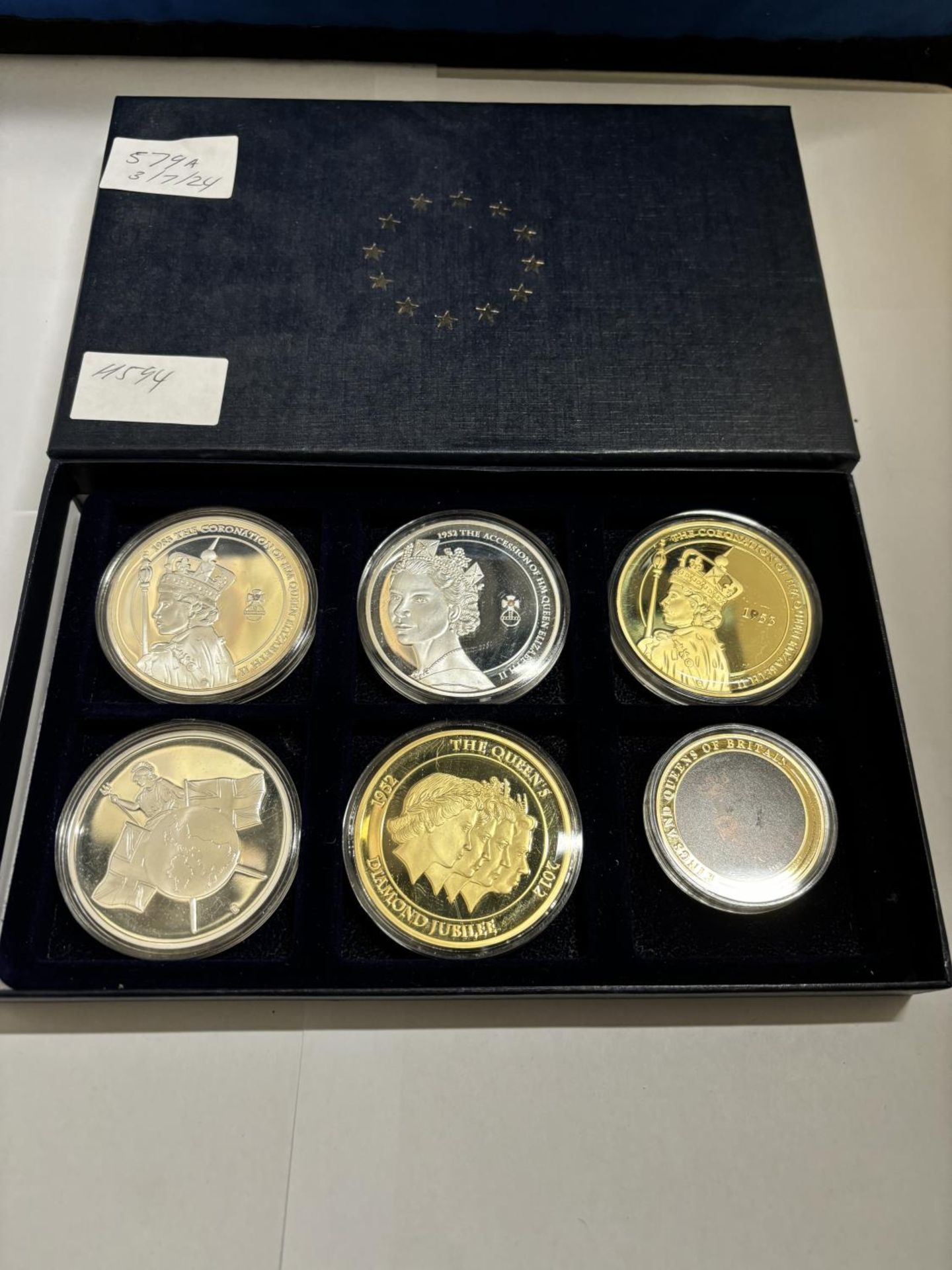 SIX BOXED COMMEMORATIVE COINS TO INCLUDE DIAMOND JUBILEE, BANK NOTE AND ...