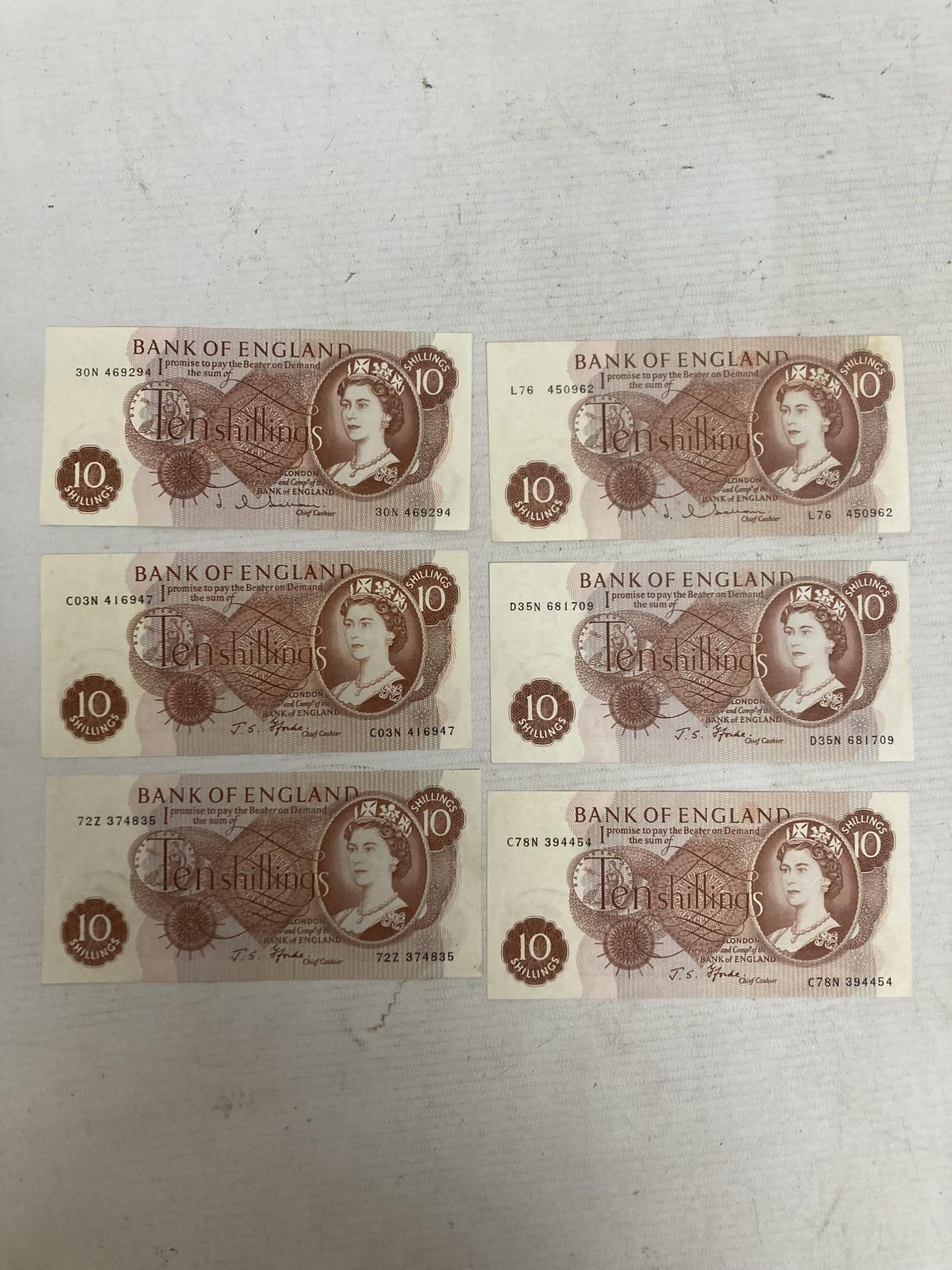 SIX BANK OF ENGLAND TEN SHILLINGS' NOTES FEATURING QUEEN ELIZABETH II ...