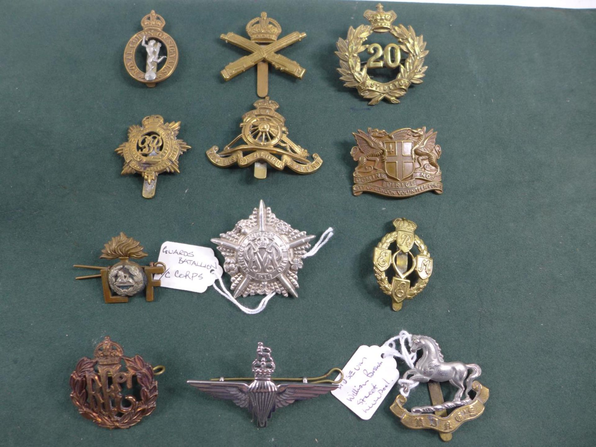 A COLLECTION OF TWELVE MILITARY BADGES, TO INCLUDE PARACHUTE REGIMENT ...
