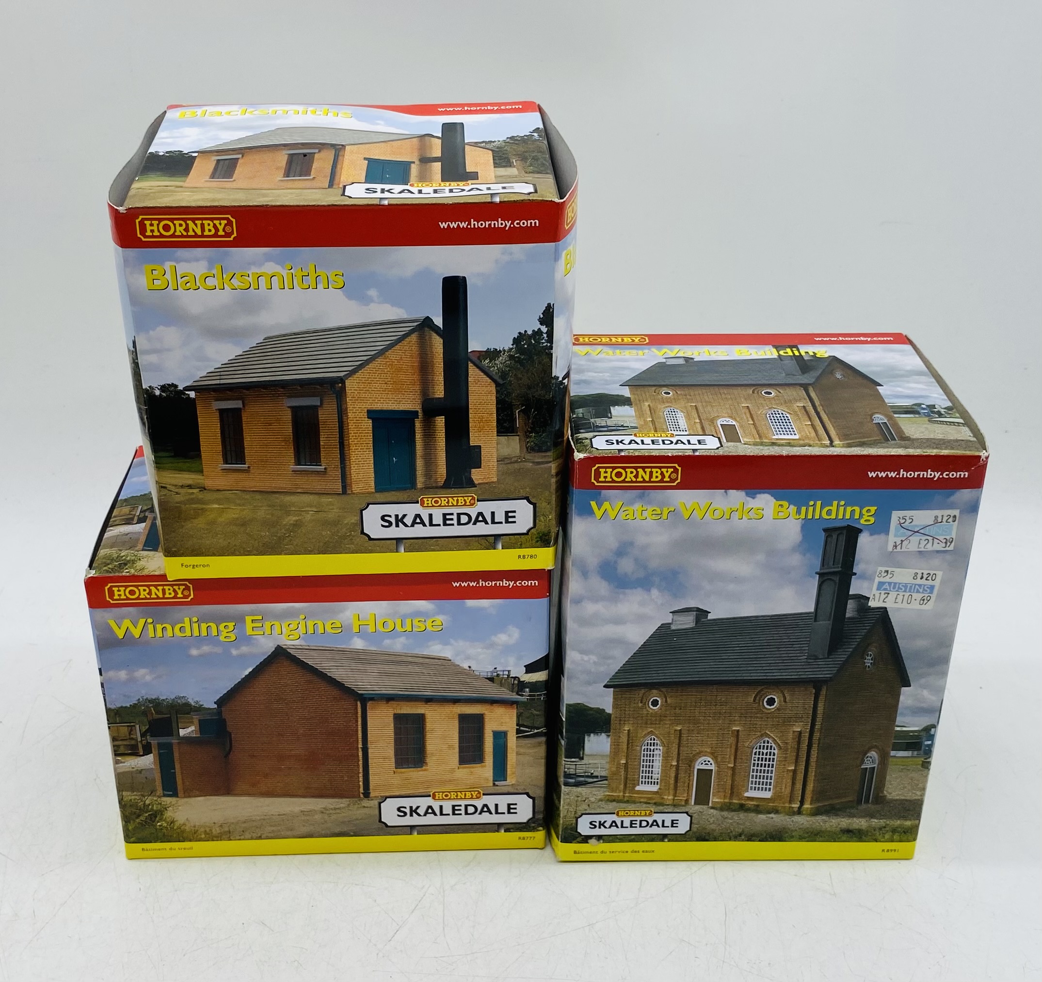 A collection of six boxed Hornby Skaledale OO gauge buildings including ...