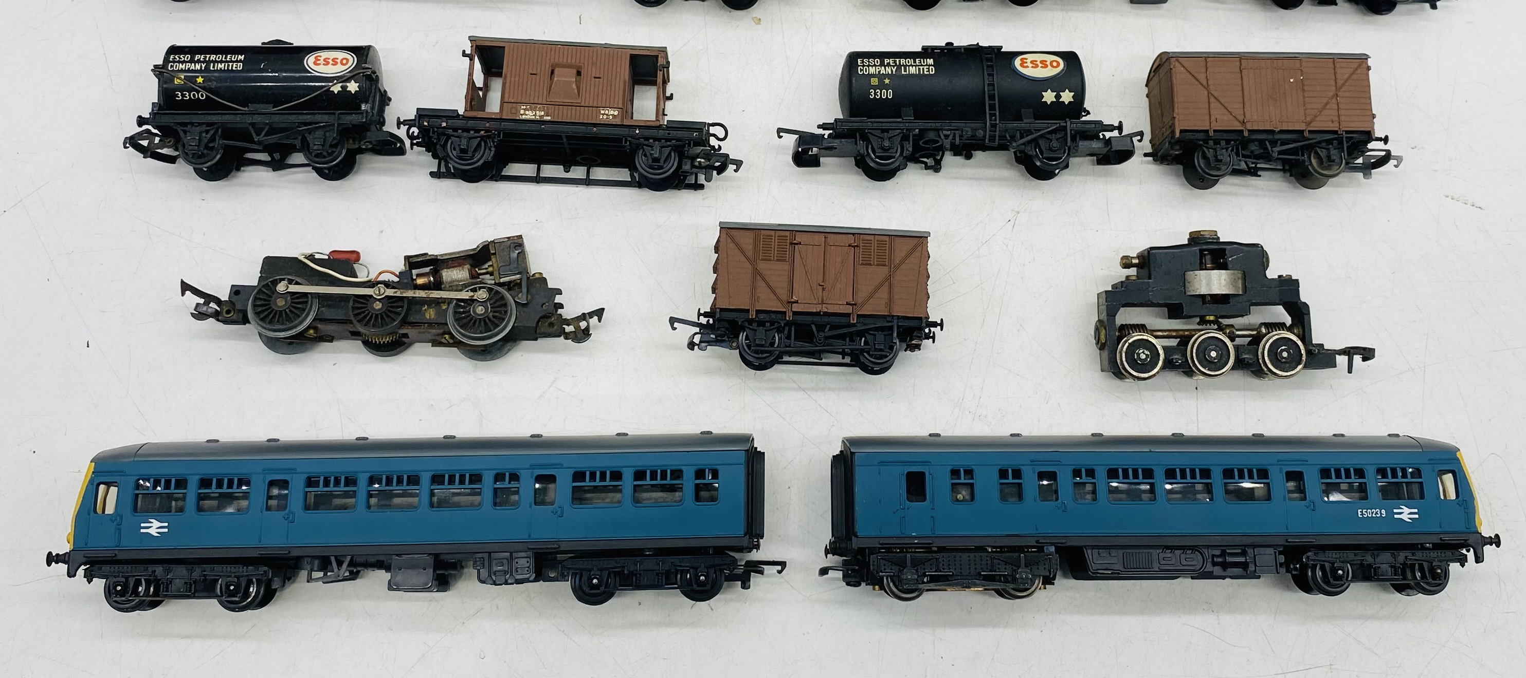 A collection of unboxed OO gauge dummy cars (Tri-ang), carriages and ...