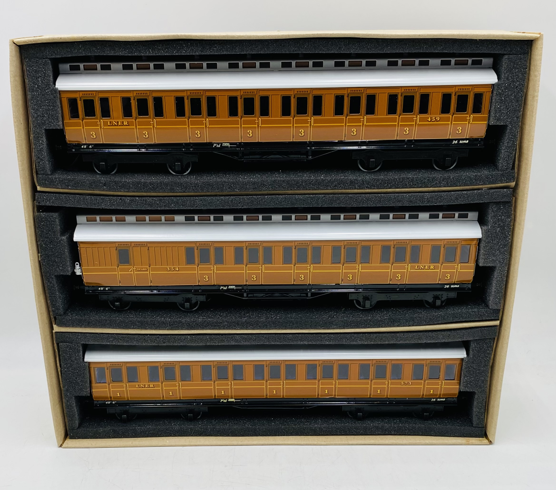 A boxed Darstaed (Trains de Luxe) set of three traditional tinplate O ...