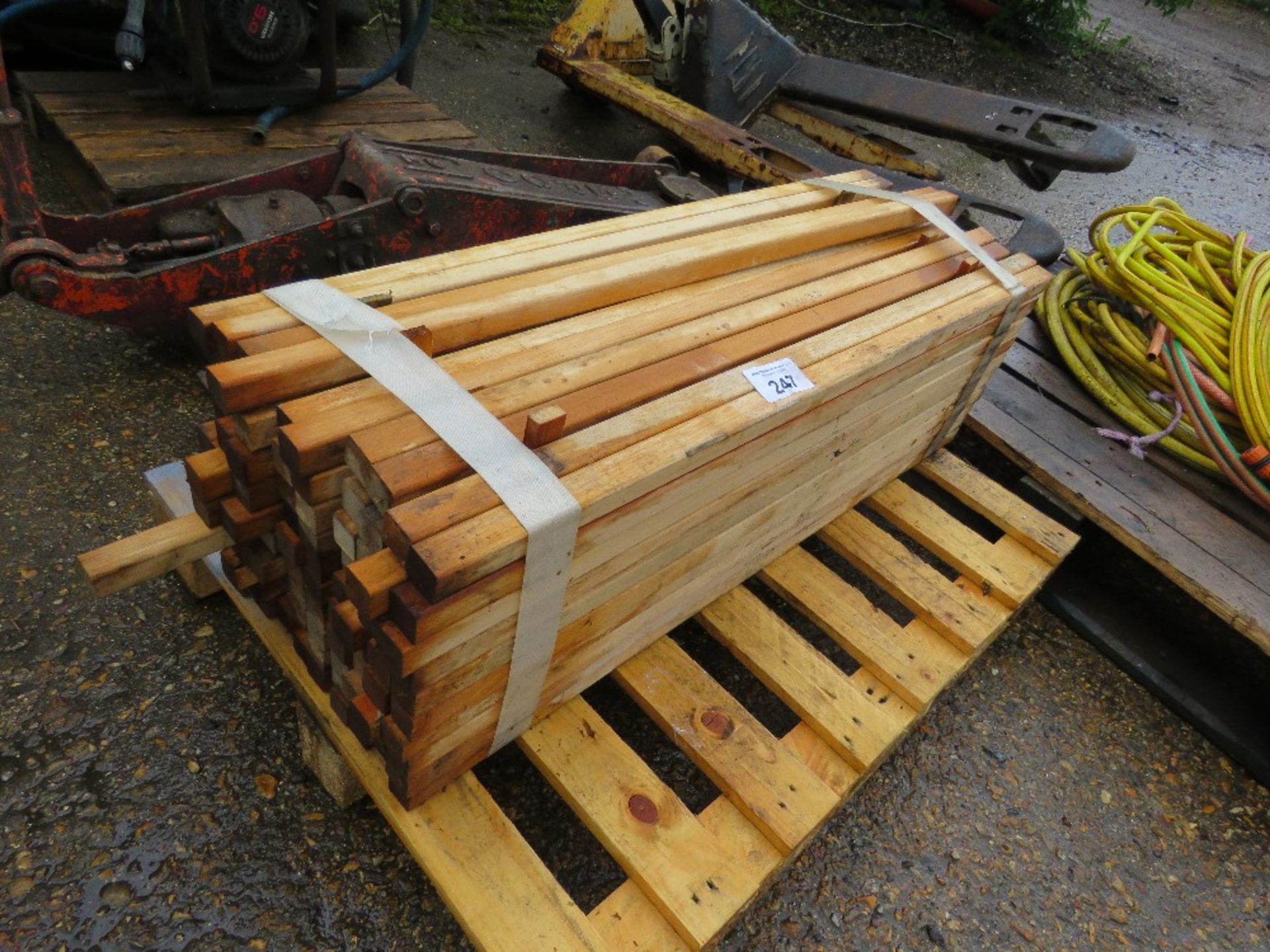 BUNDLE OF HARDWOOD MARKING OUT PEGS 0.97M LENGTH APPROX.....THIS LOT IS ...