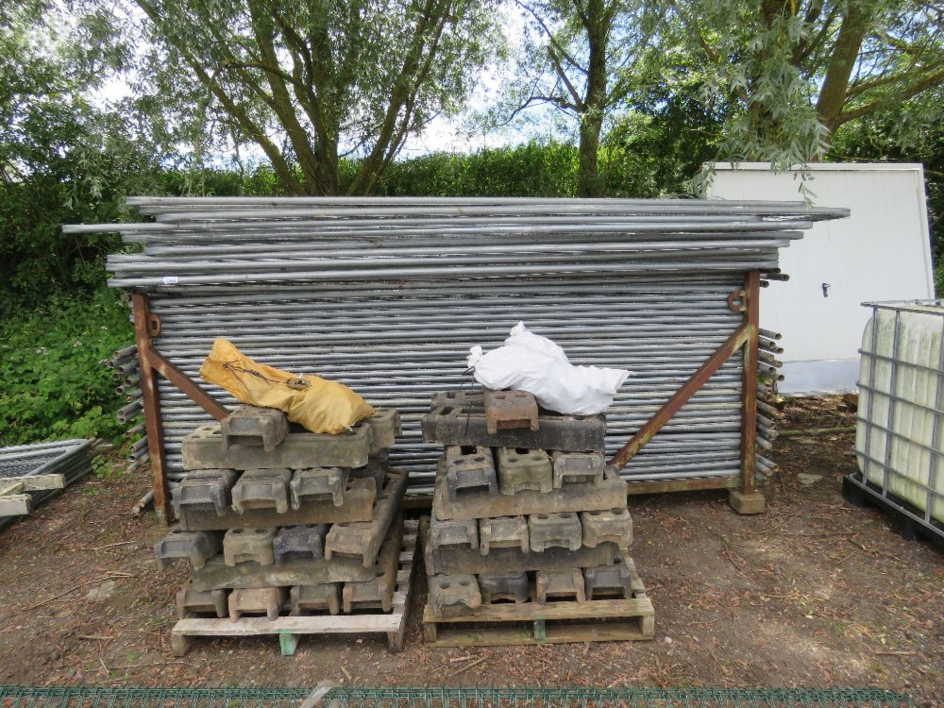 STILLAGE CONTAINING APPROXIMATELY 47NO HERAS TYPE TEMPORARY FENCE ...