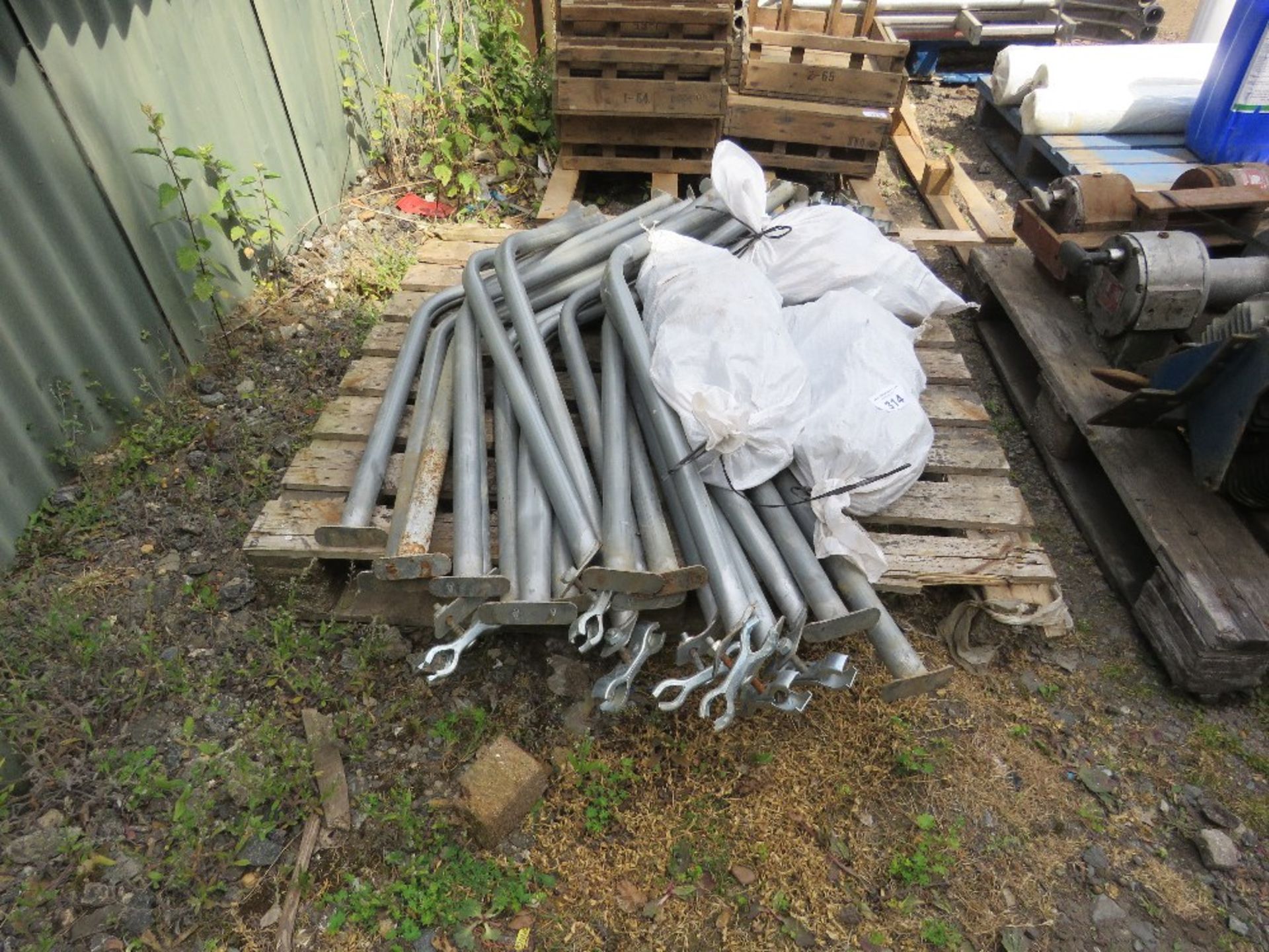 3 X BAGS OF HERAS FENCE CLIPS PLUS A QUANTITY OF SUPPORT STAYS