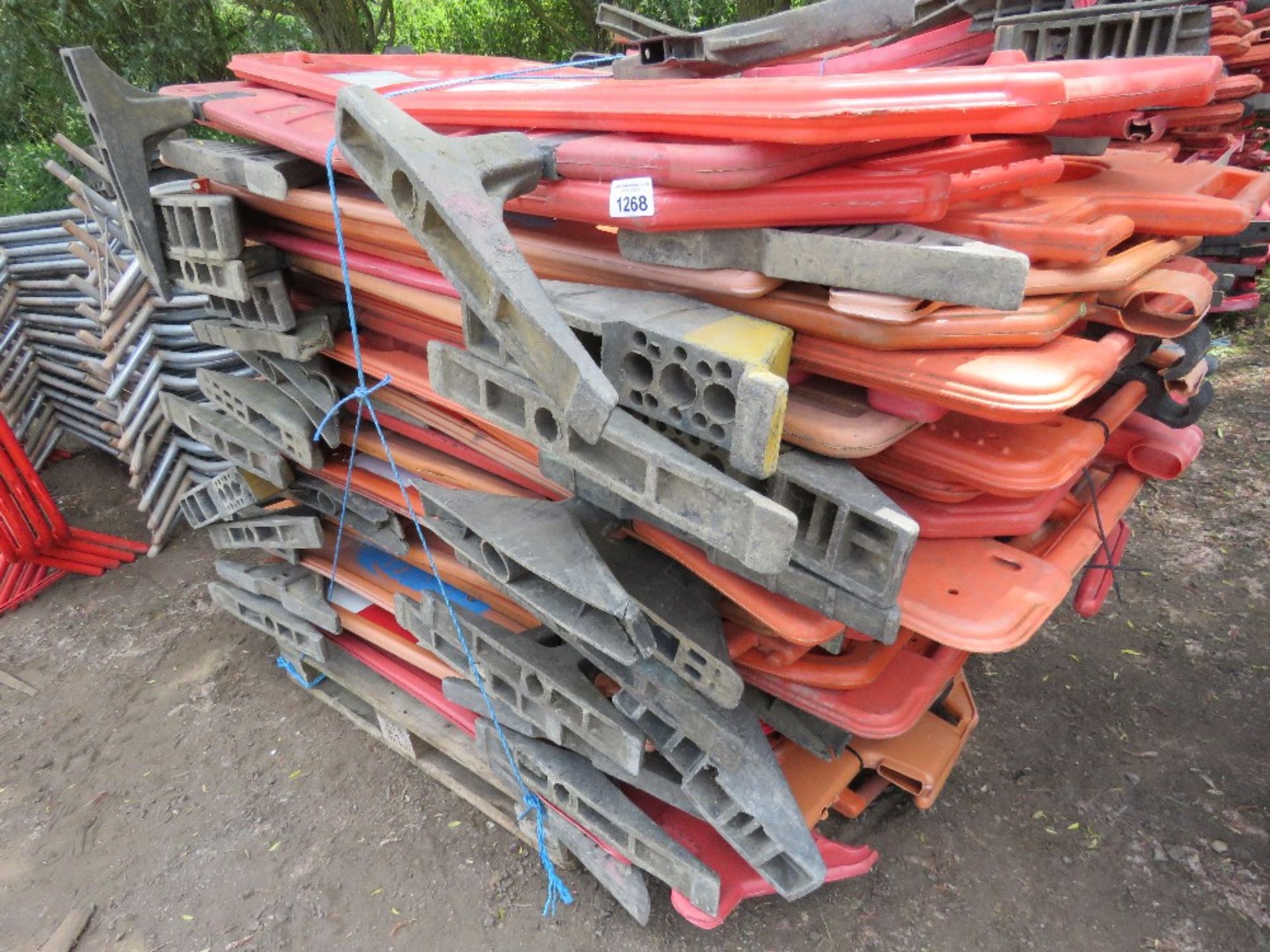 PALLET CONTAINING A LARGE NUMBER OF PLASTIC CHAPTER 8 BARRIERS