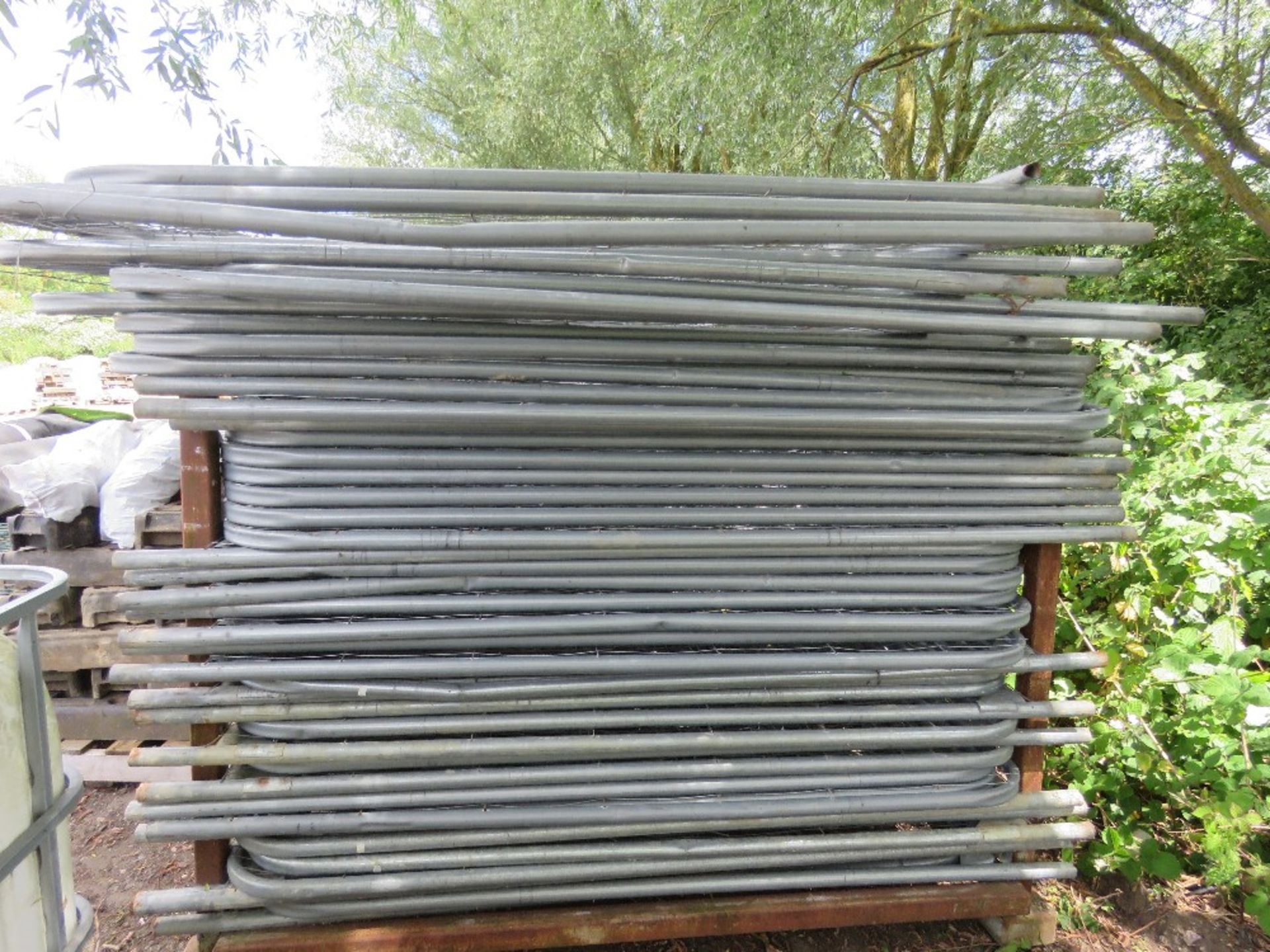STILLAGE CONTAINING APPROXIMATELY 47NO HERAS TYPE TEMPORARY FENCE ...