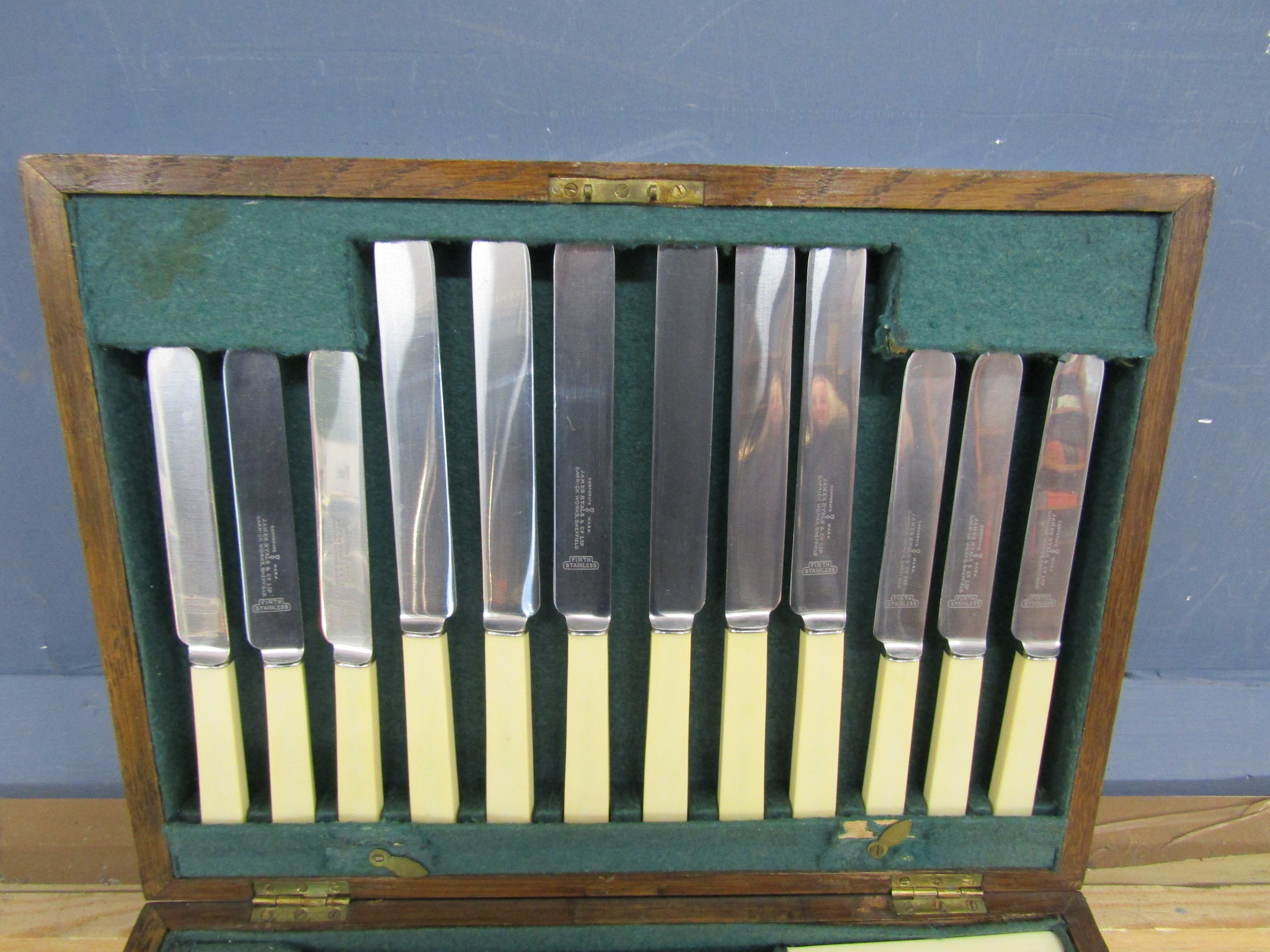 Cutlery canteen (missing one piece)