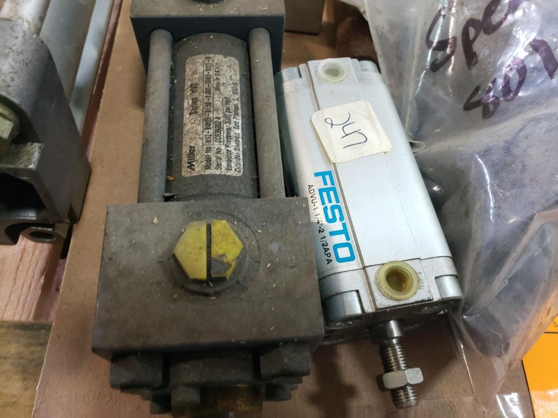 Full pallet - Assorted electrical and repair parts. Festo, Vibraclamp ...