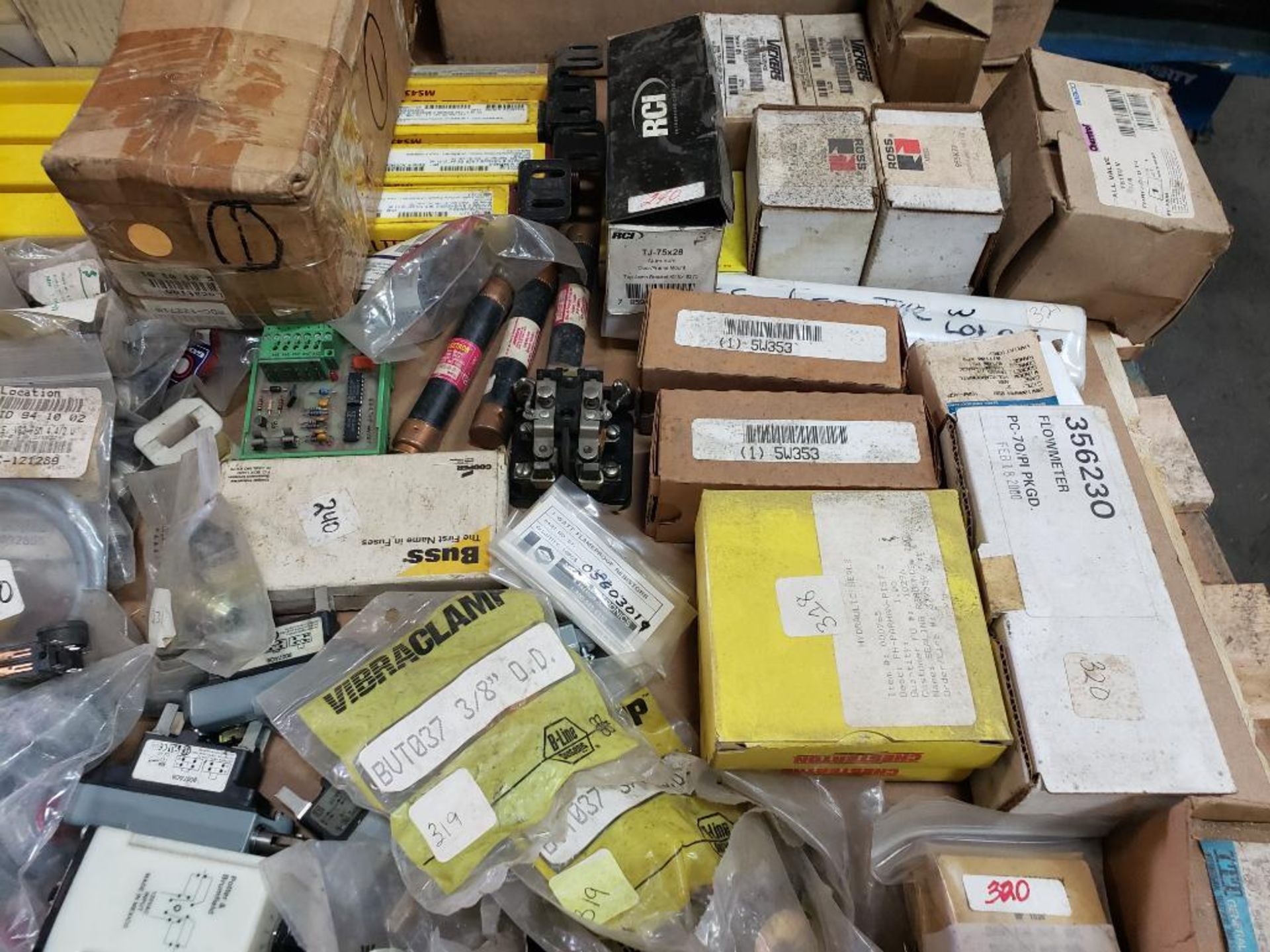 Full pallet - Assorted electrical and repair parts. Festo, Vibraclamp ...