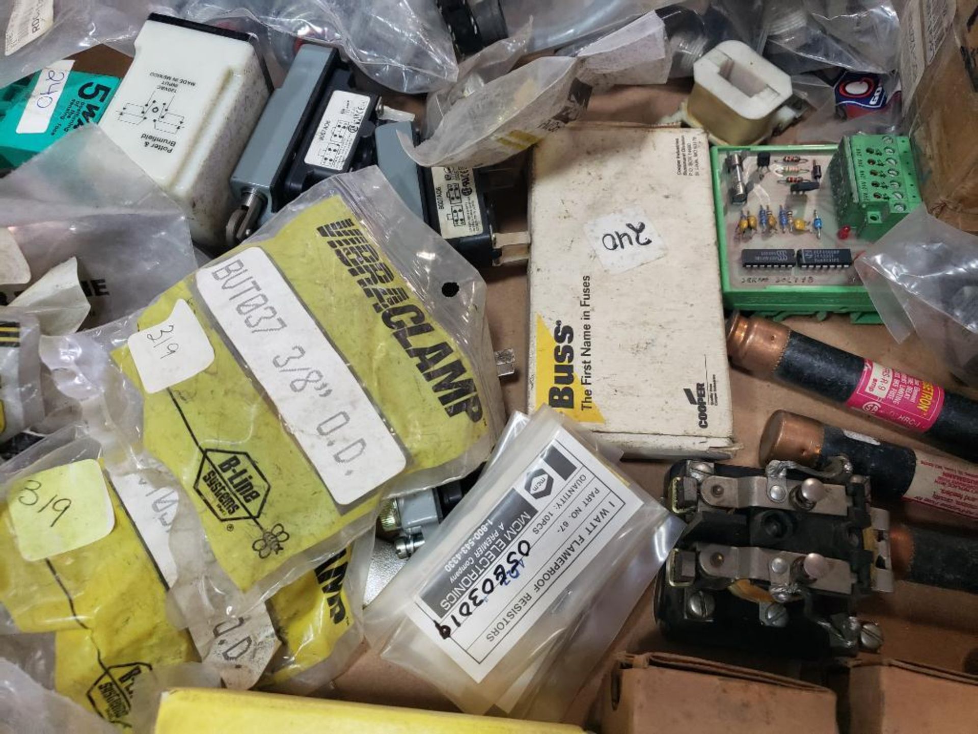 Full pallet - Assorted electrical and repair parts. Festo, Vibraclamp ...