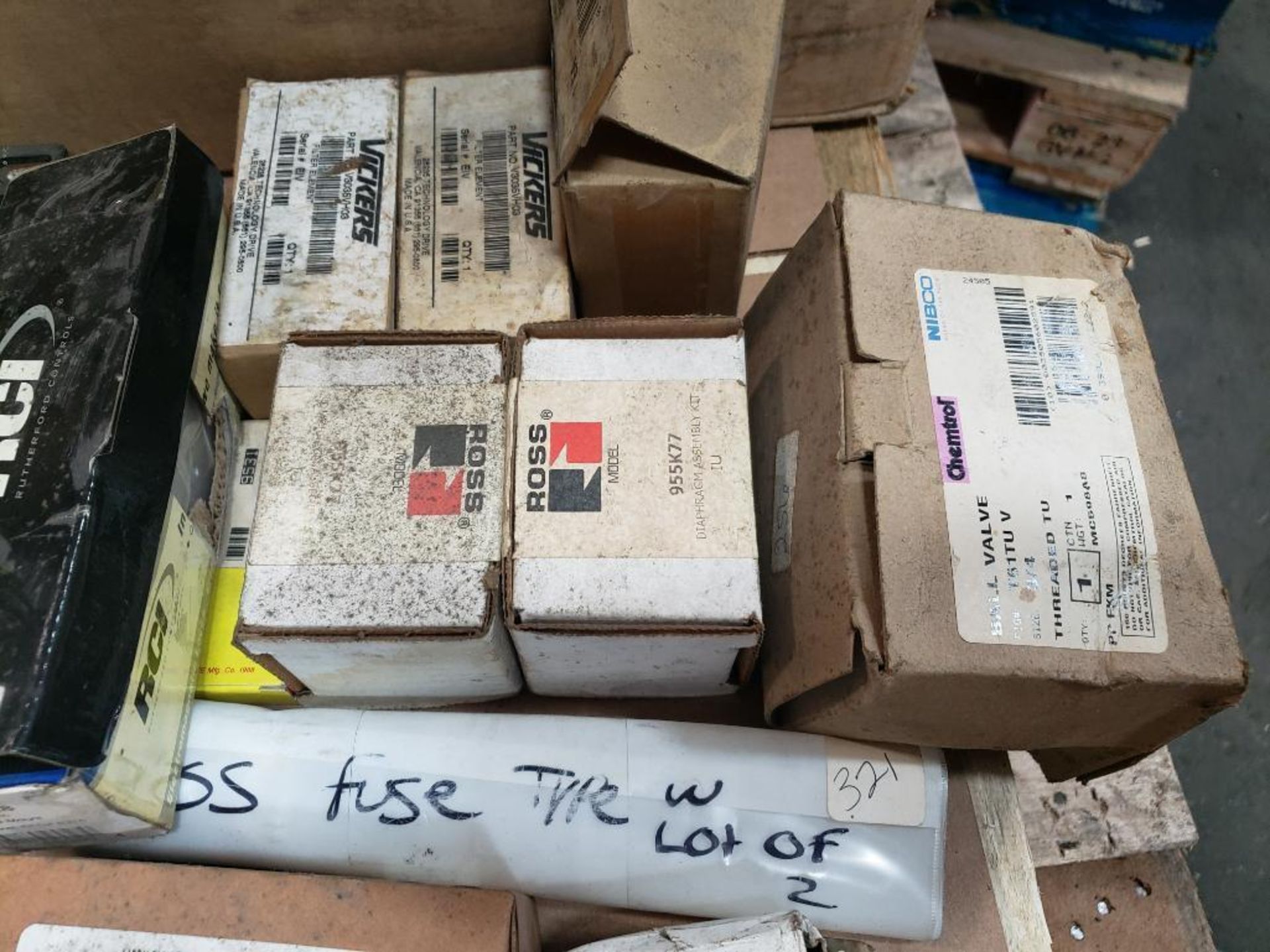 Full pallet - Assorted electrical and repair parts. Festo, Vibraclamp ...