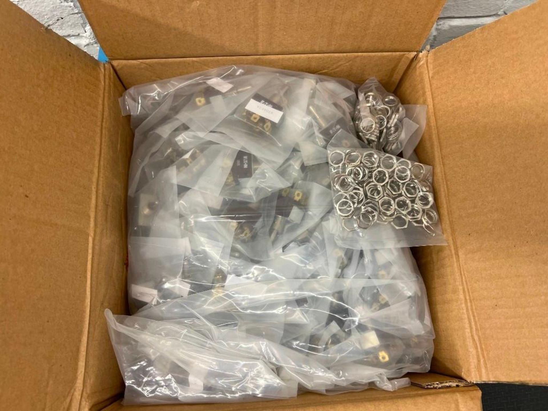 EATON XTD4E2A LOT OF 100