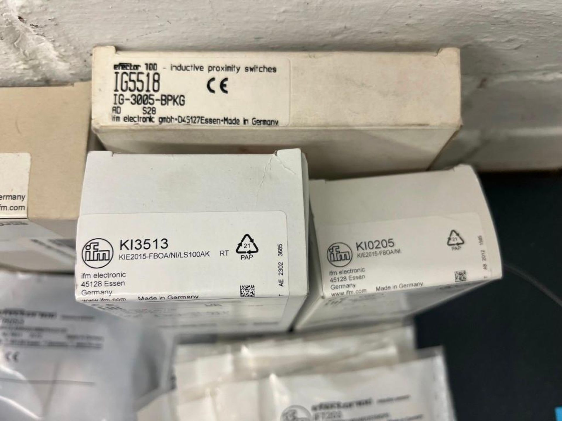 MISCELLANEOUS NEW IN PACKAGING IFM DEFECTOR COMPONENTS (SEE PICS FOR ...