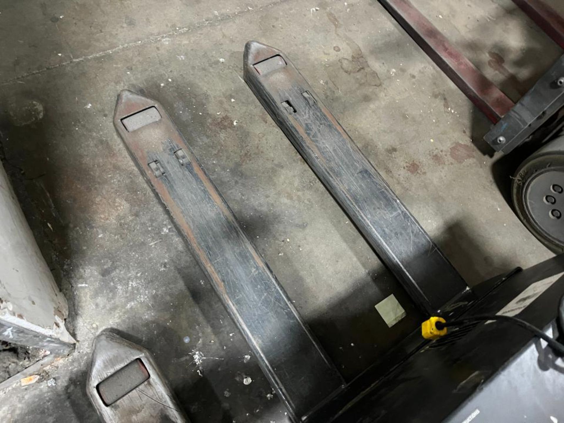 Raymond Model 8210 4500 lbs Capacity Electric Pallet Jack, Serial No ...