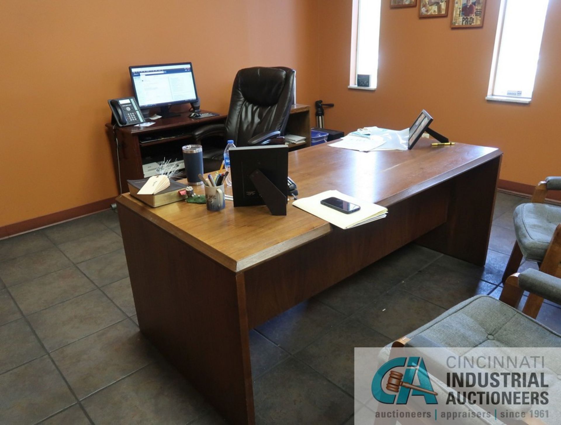 (LOT) MISCELLANEOUS OFFICE FURNITURE ONLY **NO COMPUTER OR ANYTHING ...