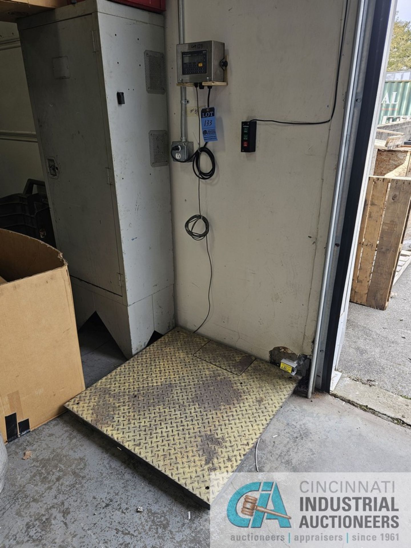 5,000 LB. THURMAN FLOOR SCALE, 36" X 36" PLATFORM, WITH WEIGH-TRONIX WI ...