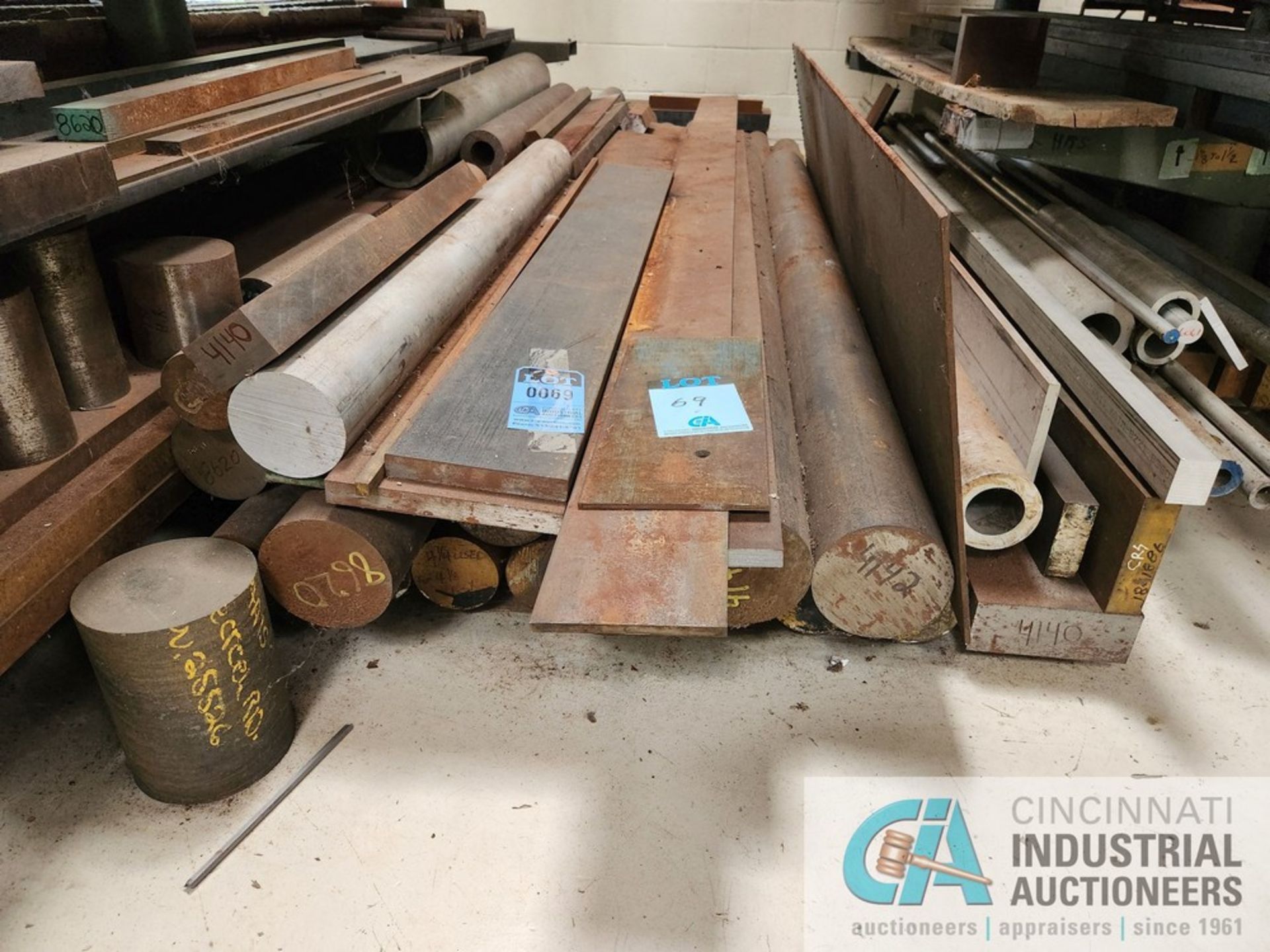 (LOT) STEEL STOCK ON FLOOR BETWEEN THE CANTILEVER RACKS; MOSTLY ROUND ...