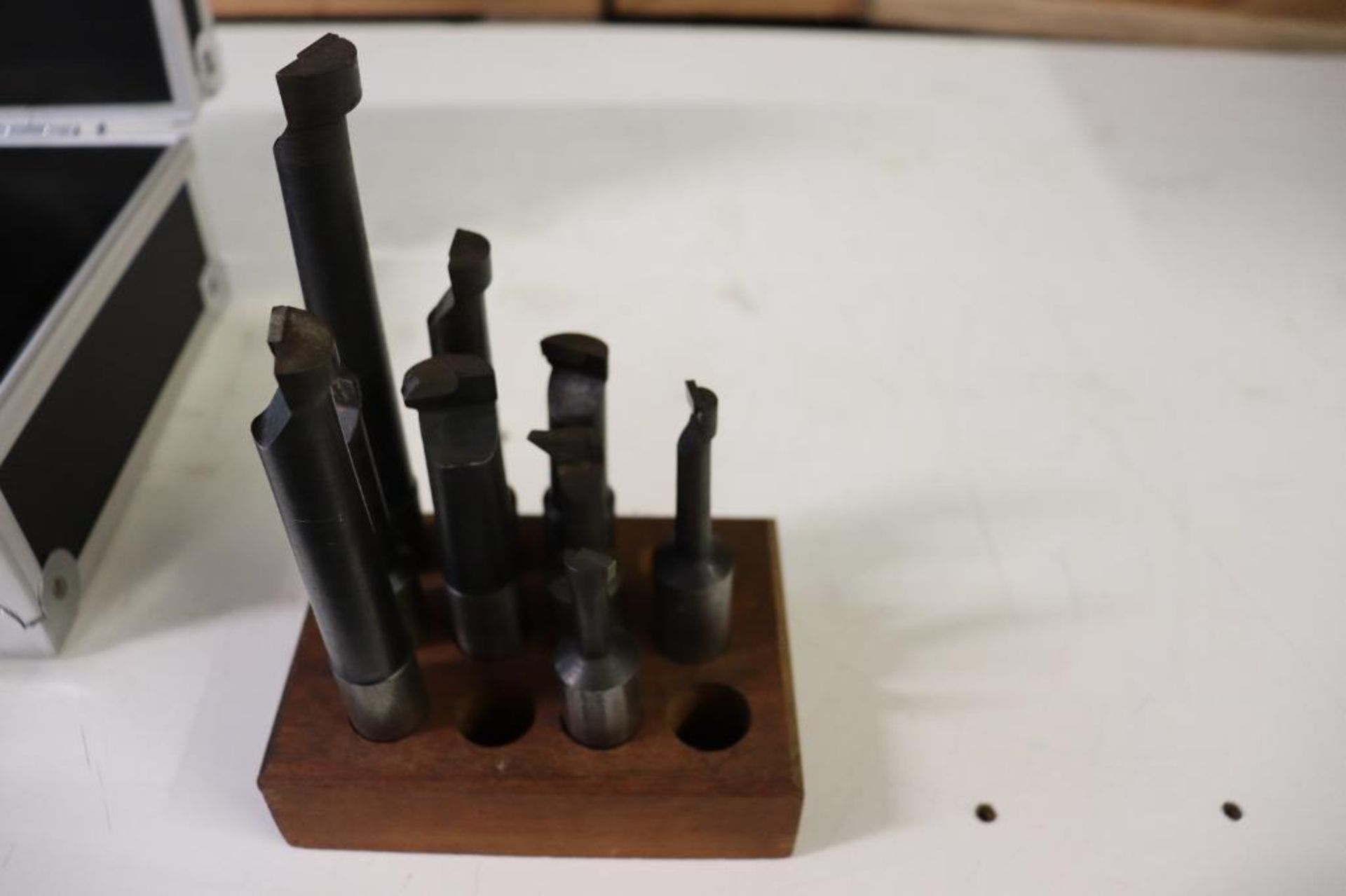 Offset boring bar w/ tooling & case, R-8 shank