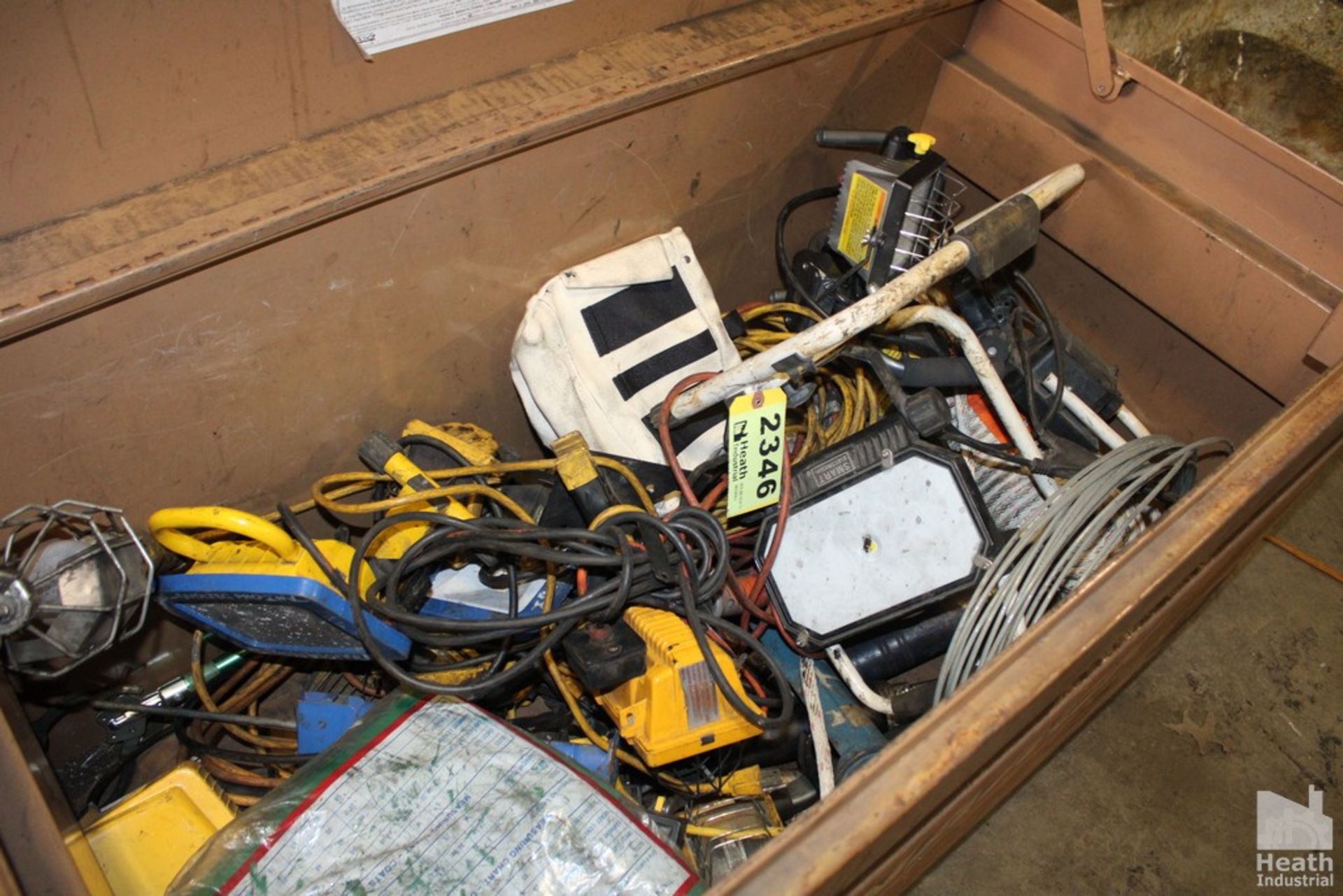 LARGE QTY HALOGEN LIGHTS IN JOB BOX