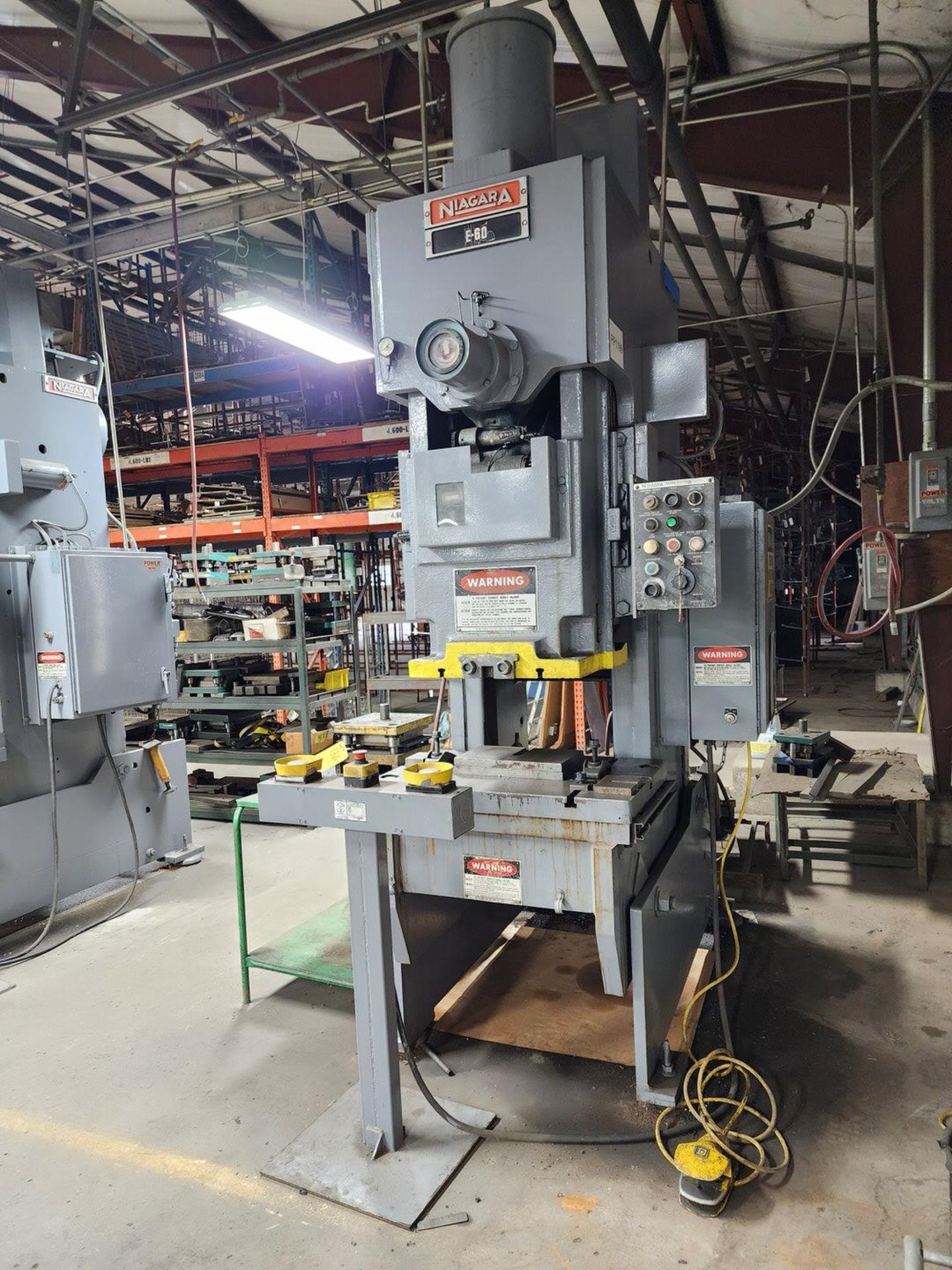 { Choice of lots: 136, 137 } Niagara E-60 60 Ton Punch Press W/ Niagara ...
