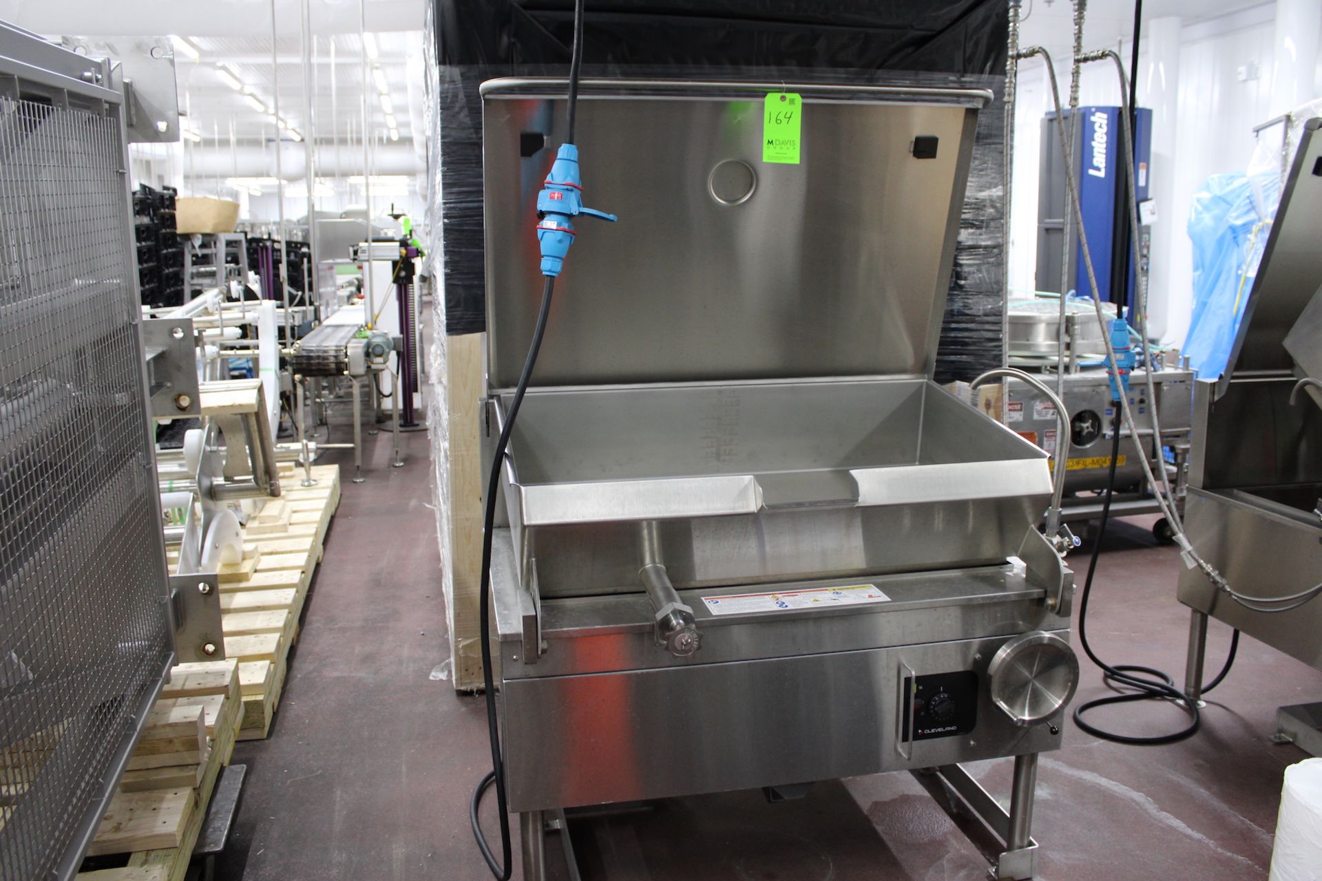 CLEVELAND 35 GALLON TILTING SKILLET BRAISING PAN (RIGGING, LOADING AND ...