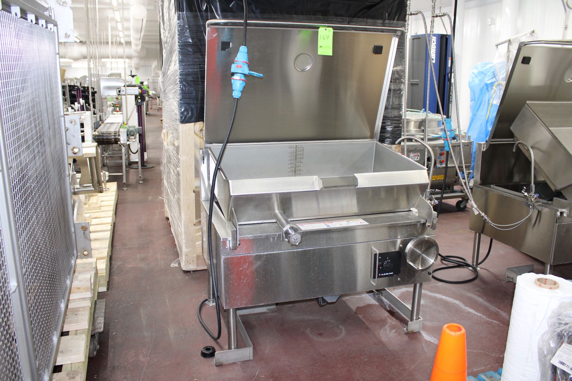 CLEVELAND 35 GALLON TILTING SKILLET BRAISING PAN (RIGGING, LOADING AND ...