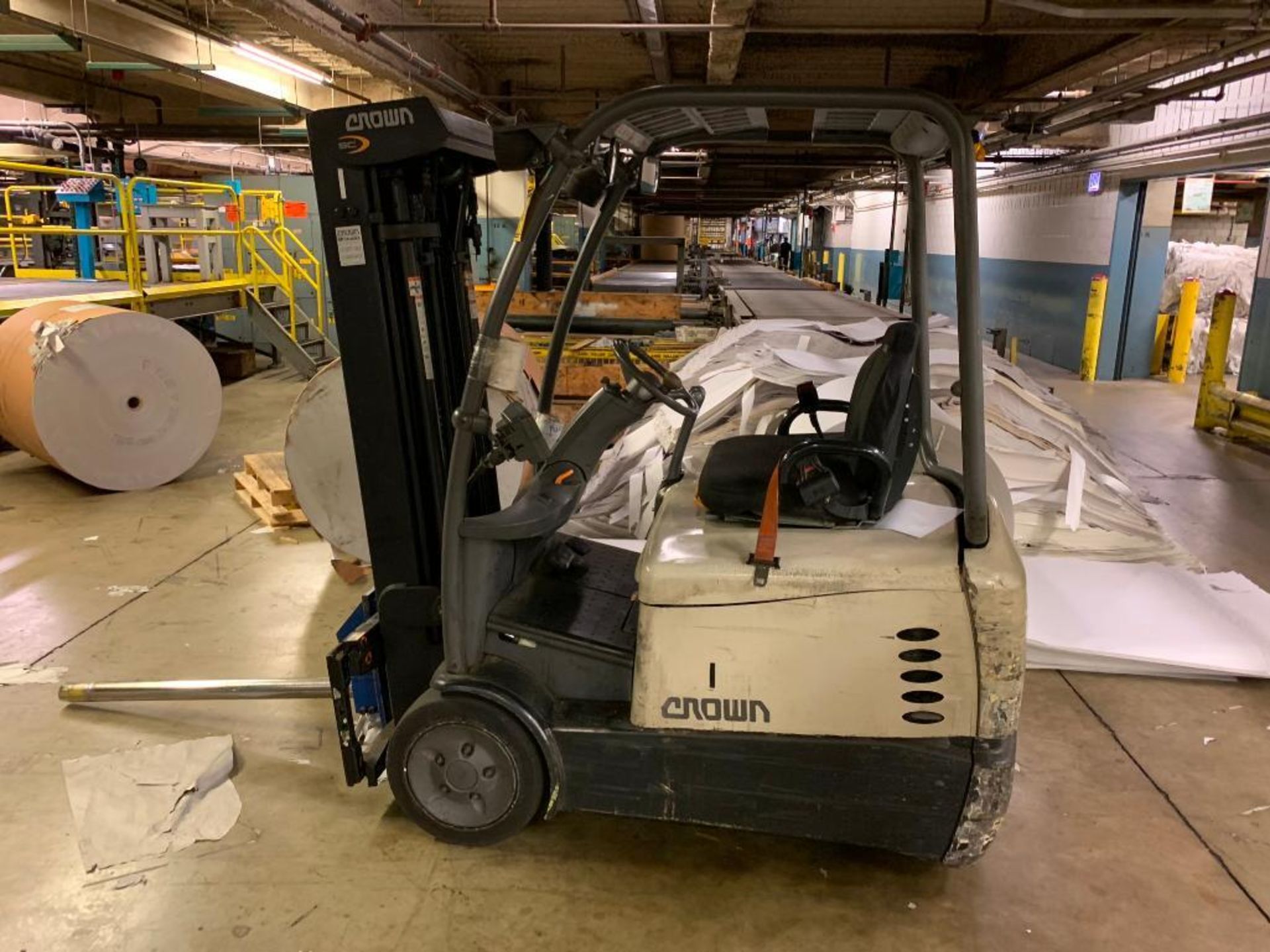 Crown 3,000 LB. Capacity 3-Wheel Electric Forklift, Model SC5225-30 ...