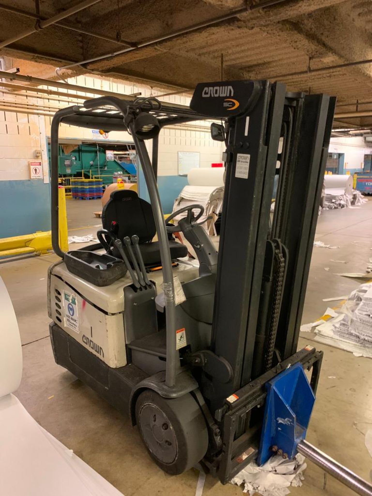 Crown 3,000 LB. Capacity 3-Wheel Electric Forklift, Model SC5225-30 ...