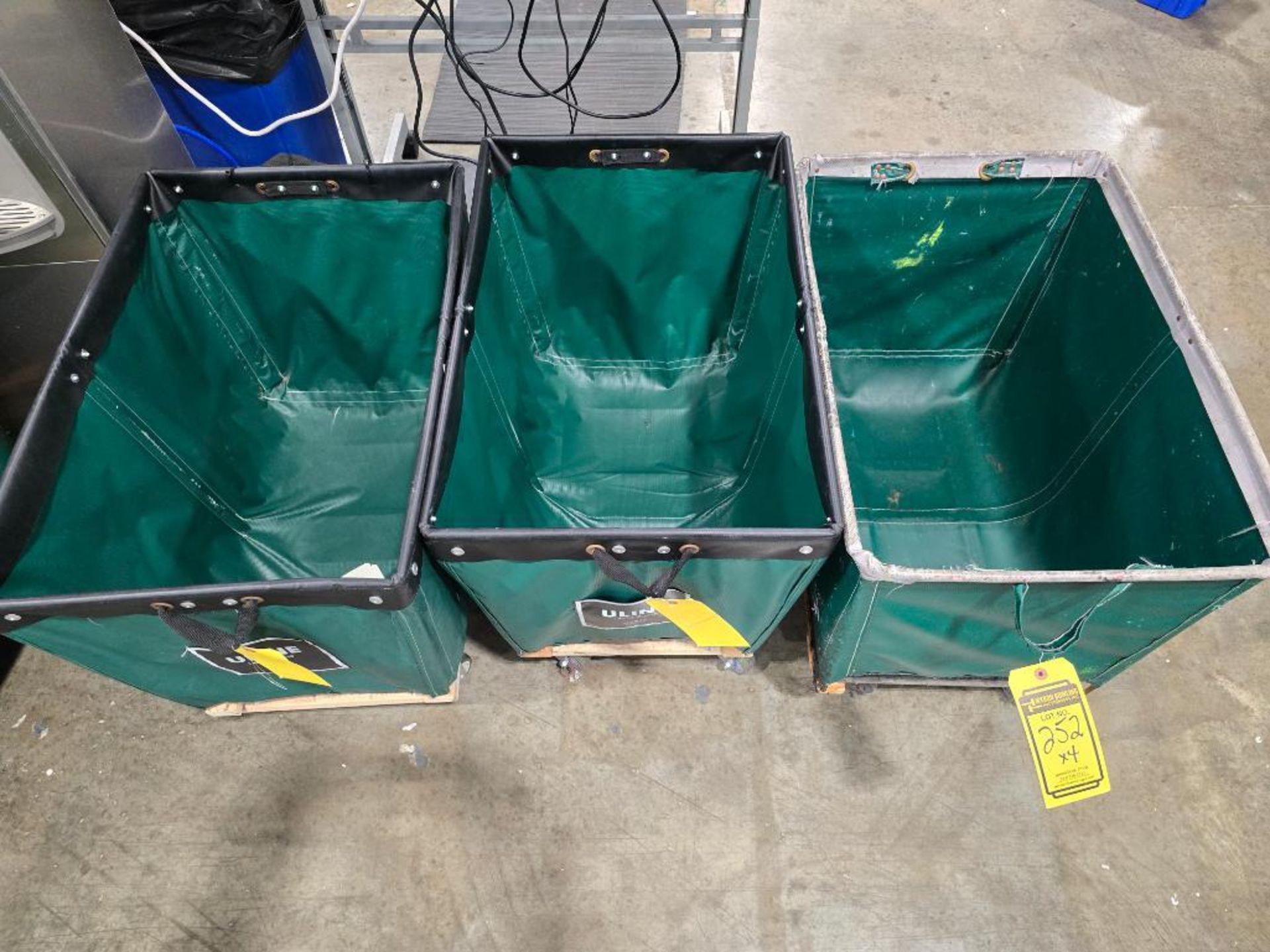 { Choice of lots: 248, 249, 250, 252 } (4) Uline H-1806 6 Bushel Soft ...