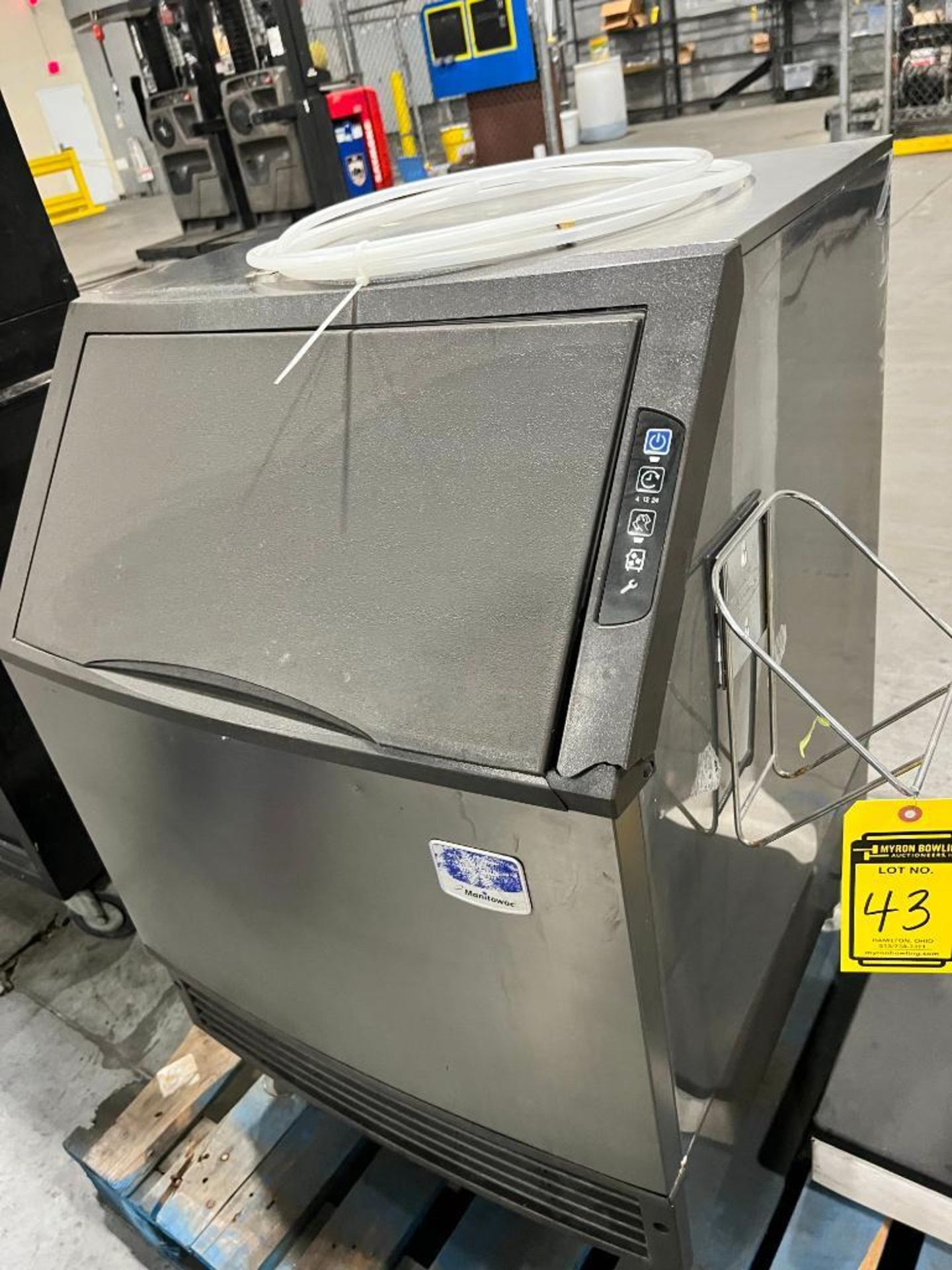 Manitowoc Ice Machine ($15 Loading fee will be added to buyers invoice)