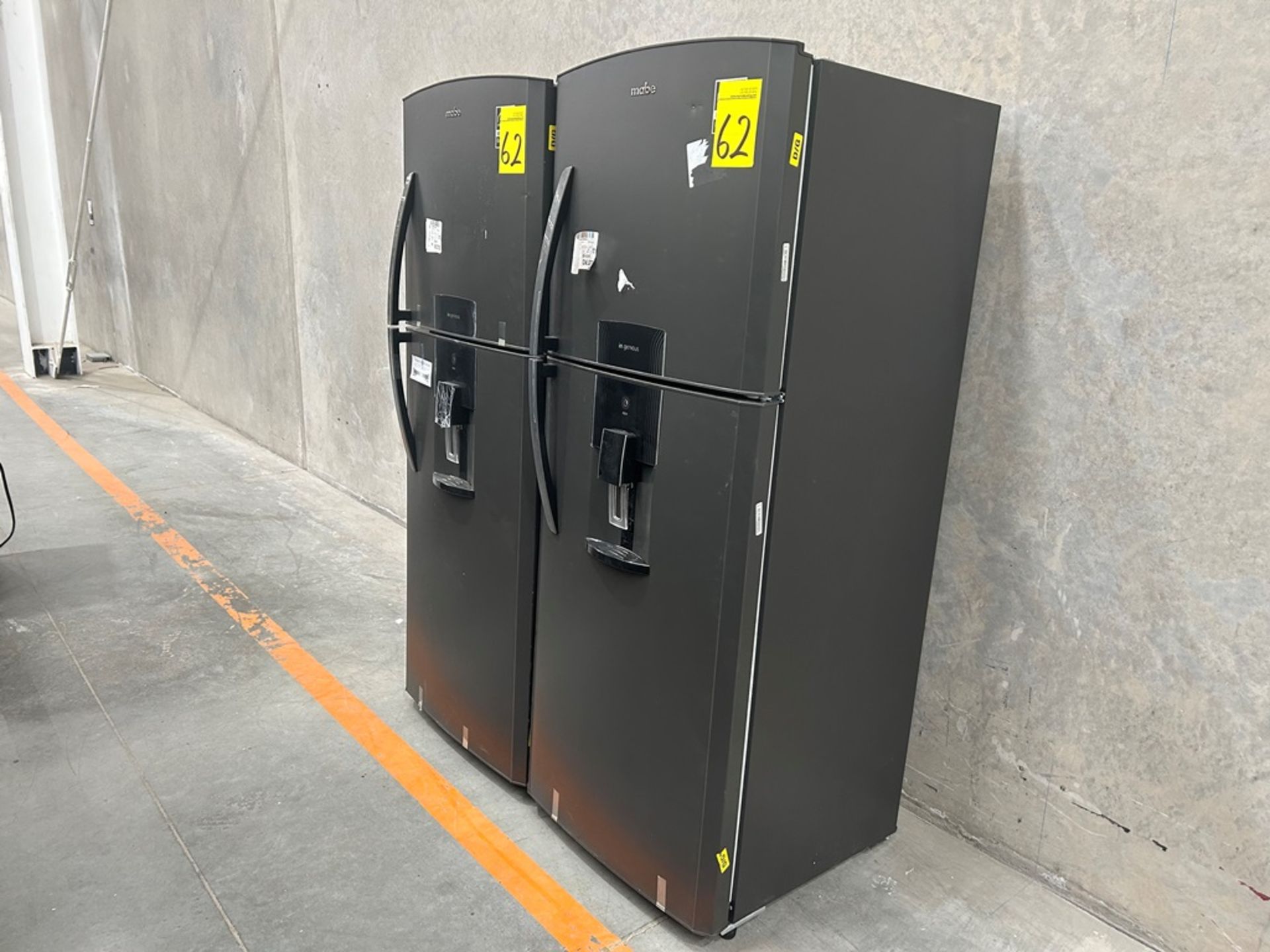 Lote de 2 refrigeradores contiene: 1 refrigerador con dispensador de ...