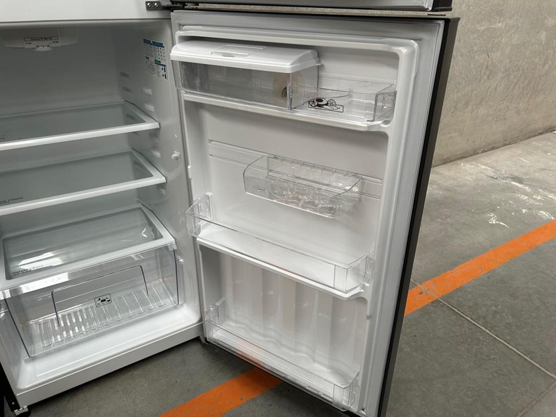 Lote de 2 refrigeradores contiene: 1 refrigerador con dispensador de ...