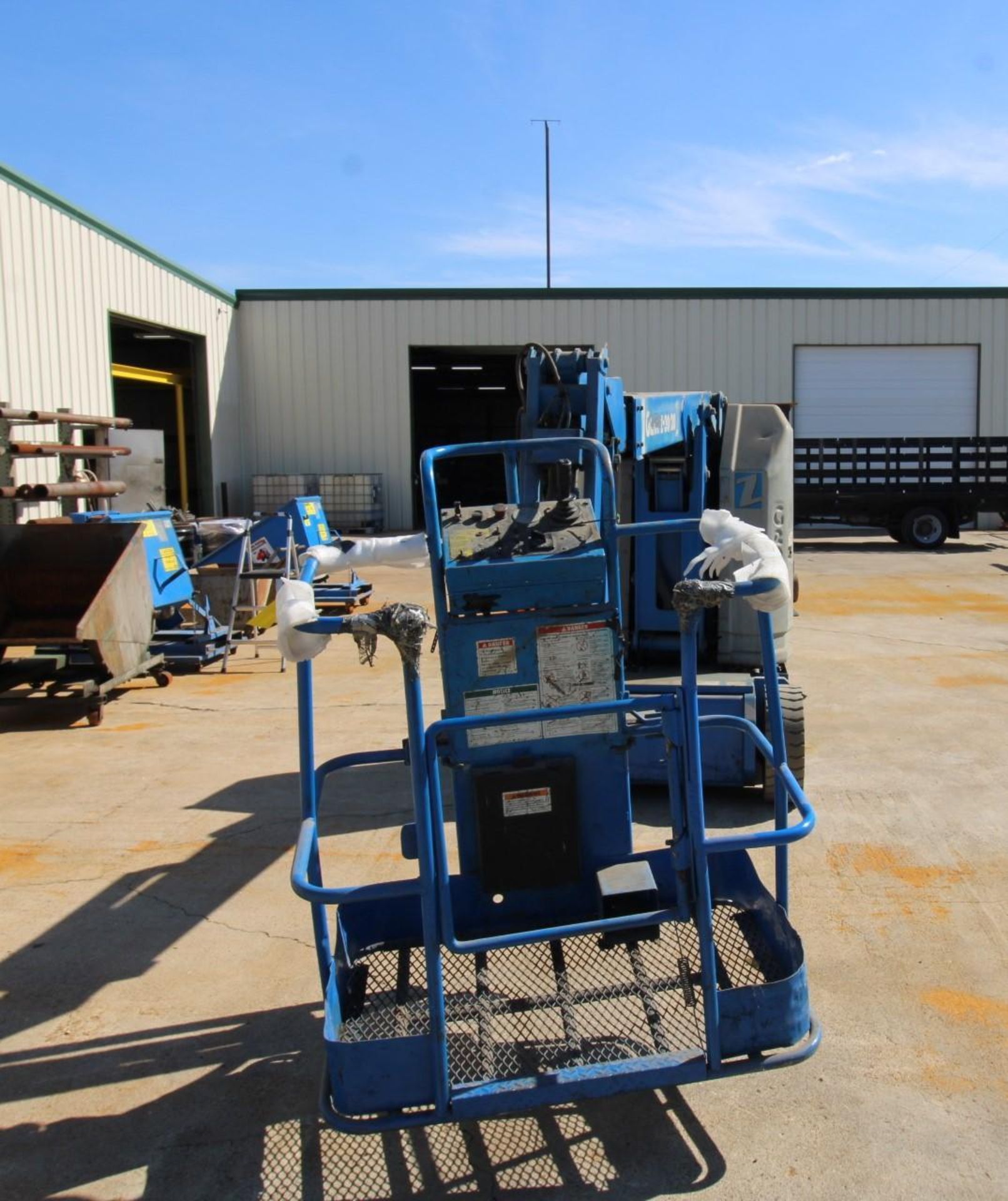 BOOM LIFT GENIE Z-30/20N MDL. Z-30N, new 1996, articulating boom lift ...