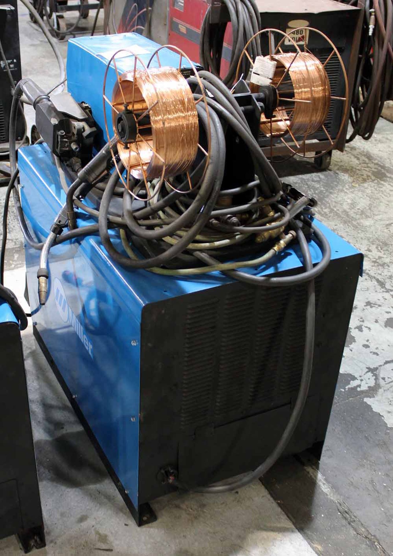 { Choice of lots: 138, 139 } WELDING MACHINE, MILLER DIMENSION 652 ...