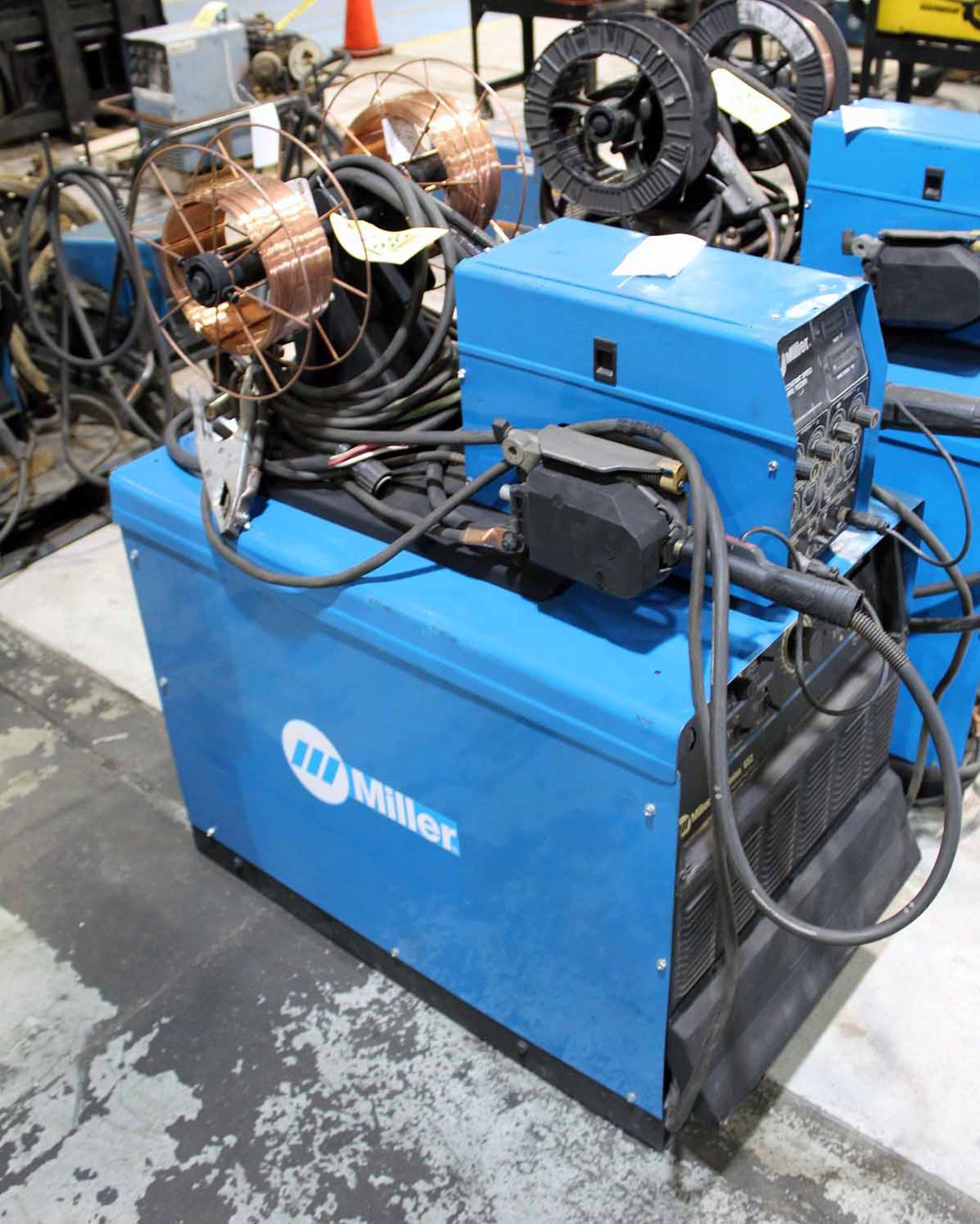 { Choice of lots: 138, 139 } WELDING MACHINE, MILLER DIMENSION 652 ...